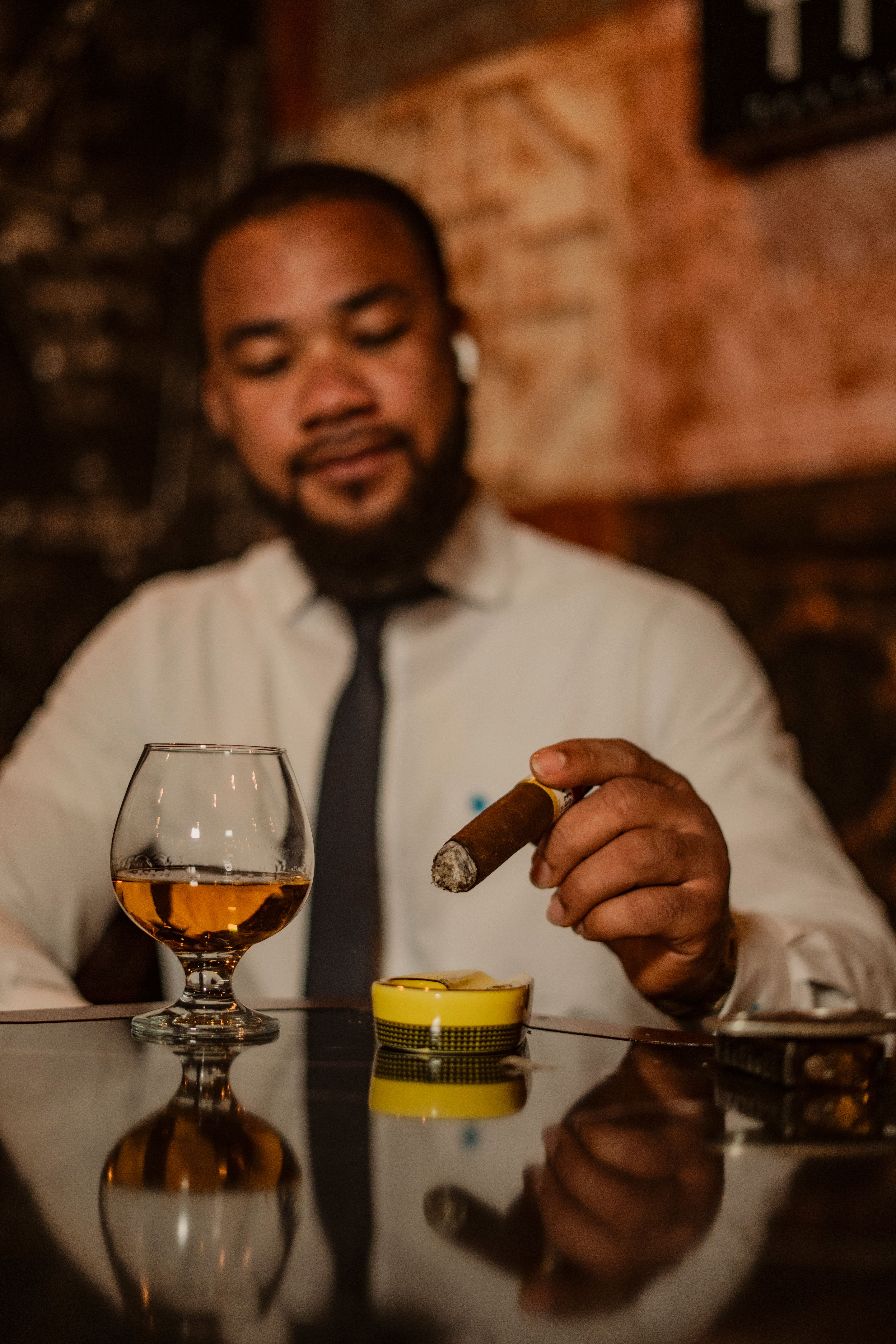 Elegant Cigar and Brandy Moment in Iraqi Restaurant · Free Stock Photo