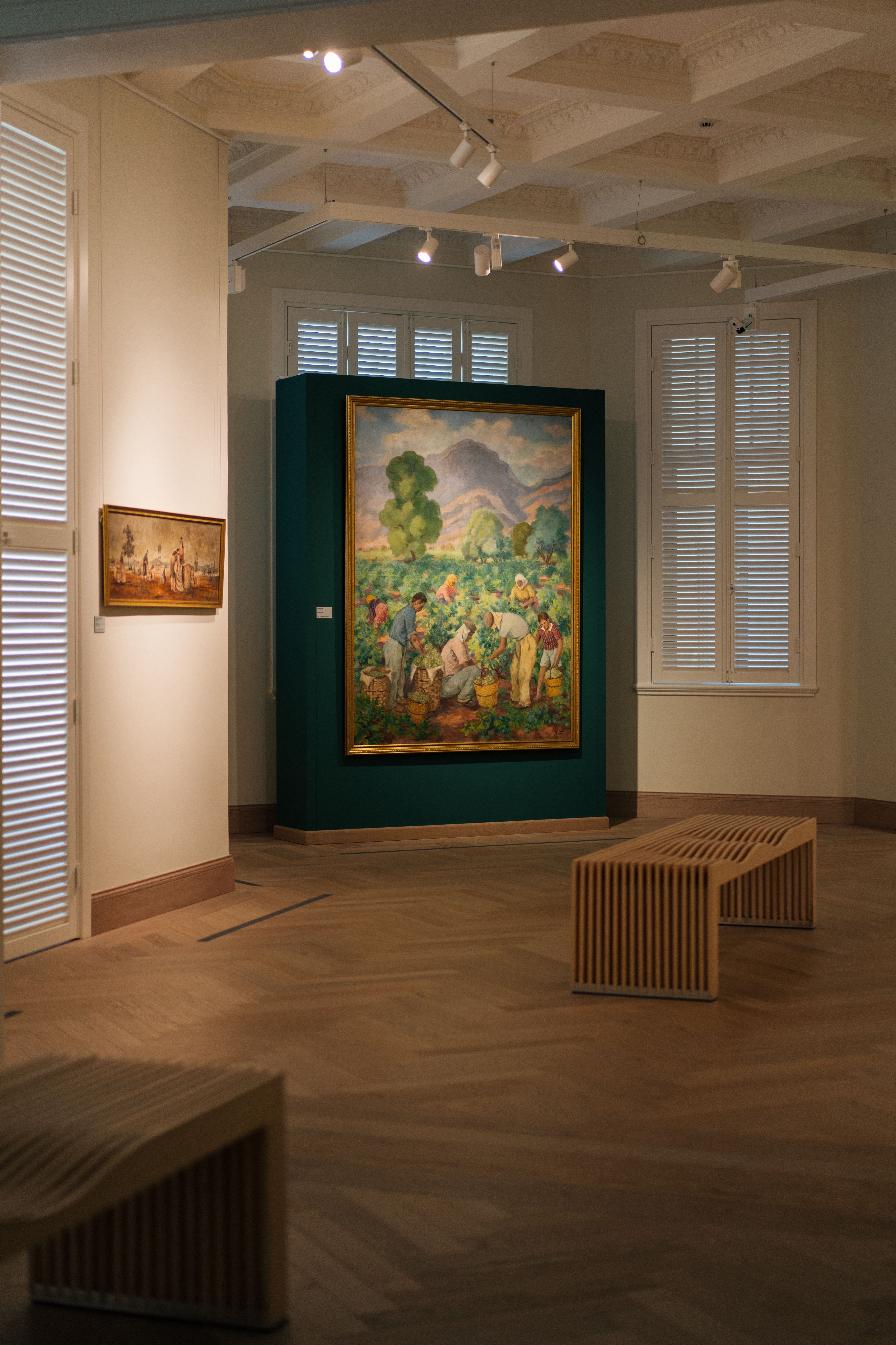 Elegant Museum Gallery with Classic Paintings Display · Free Stock Photo