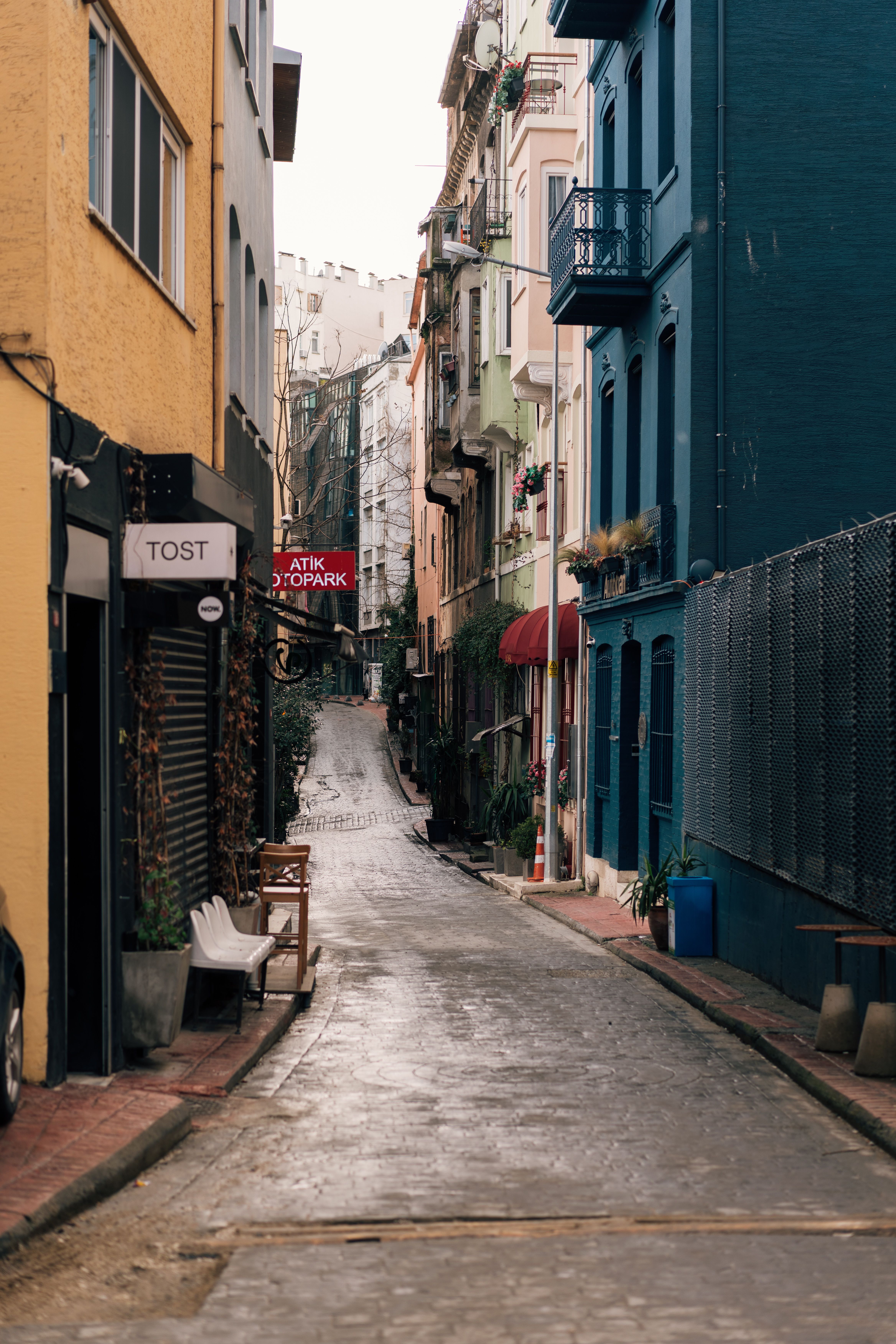 Charming Narrow Alleyway in Urban Setting · Free Stock Photo