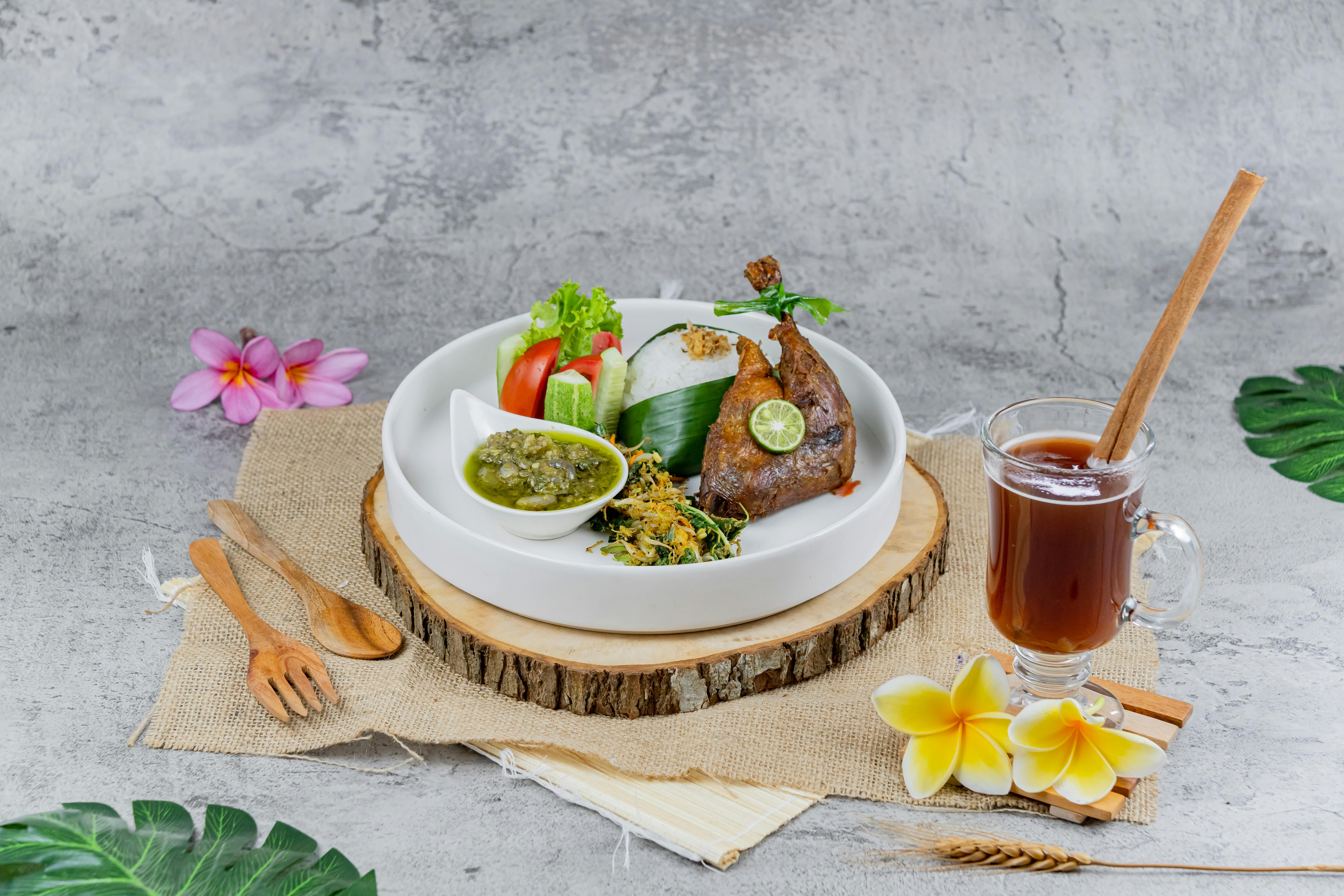 Piring Tradisional Asia Dengan Teh Dan Dekorasi Tropis · Foto Stok Gratis