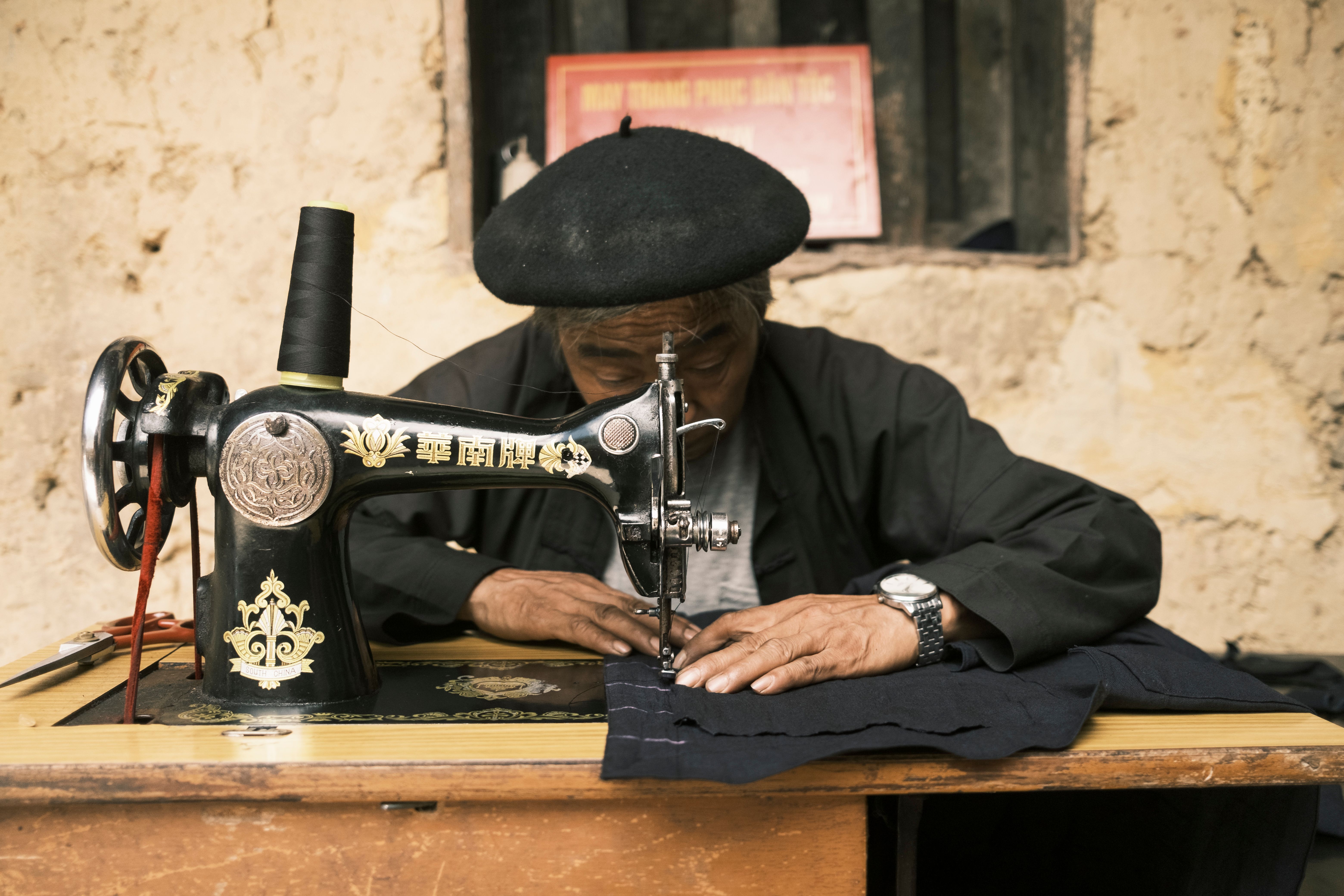 Vintage Sewing Machine Outdoor Tailor · Free Stock Photo