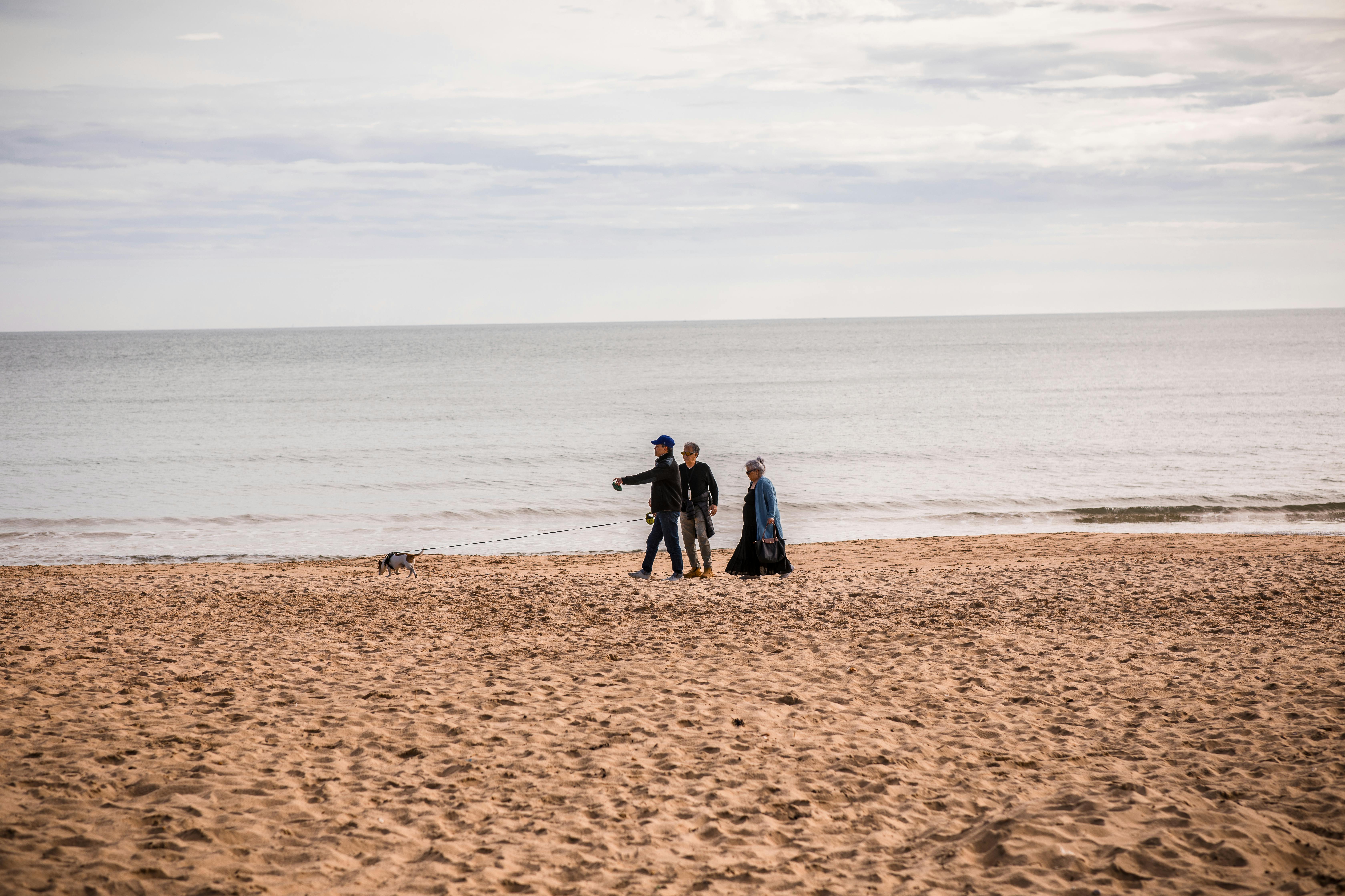 Family Walk on Bournemouth Beach · Free Stock Photo