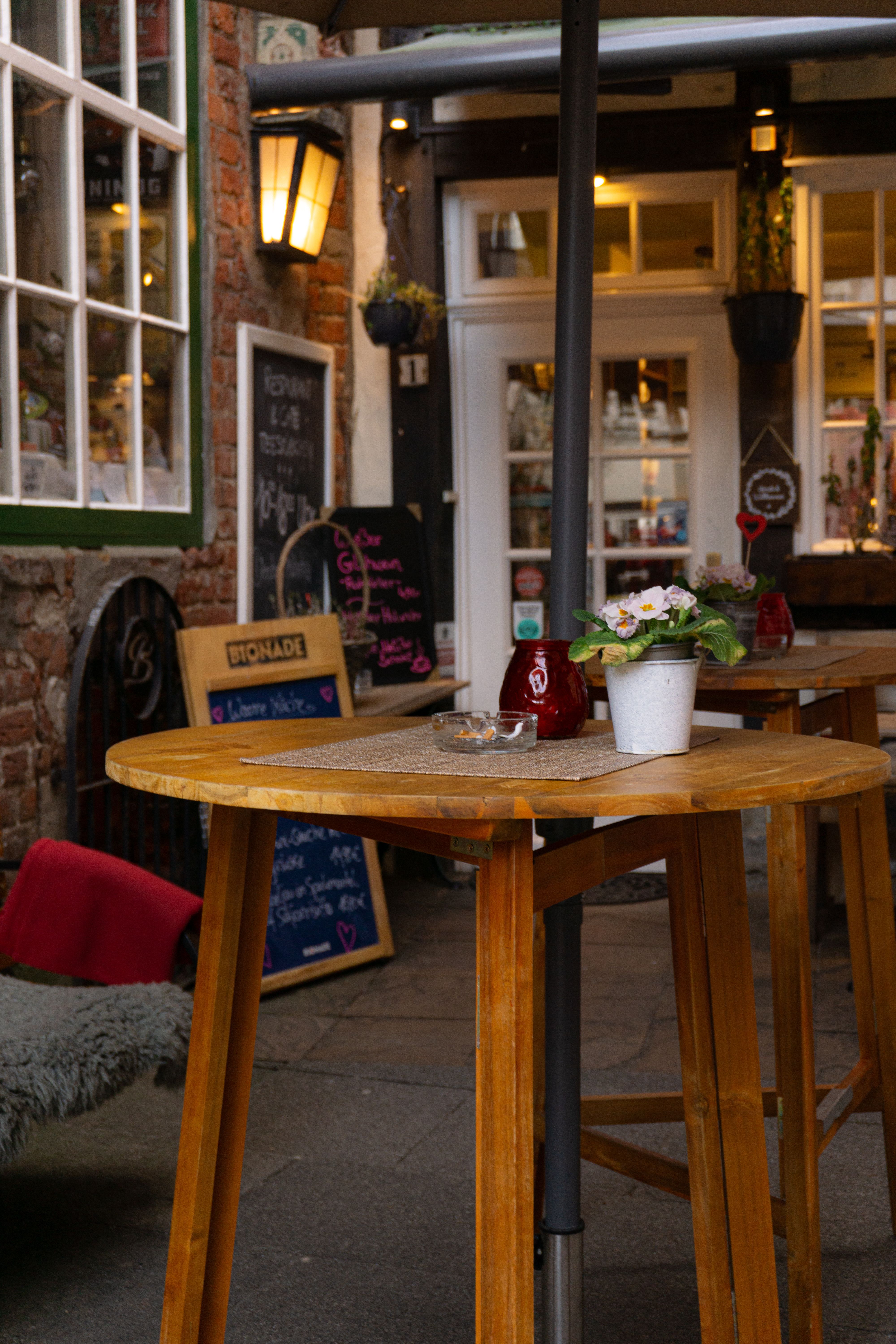 Charming Outdoor Café in Bremen's Historic District · Free Stock Photo