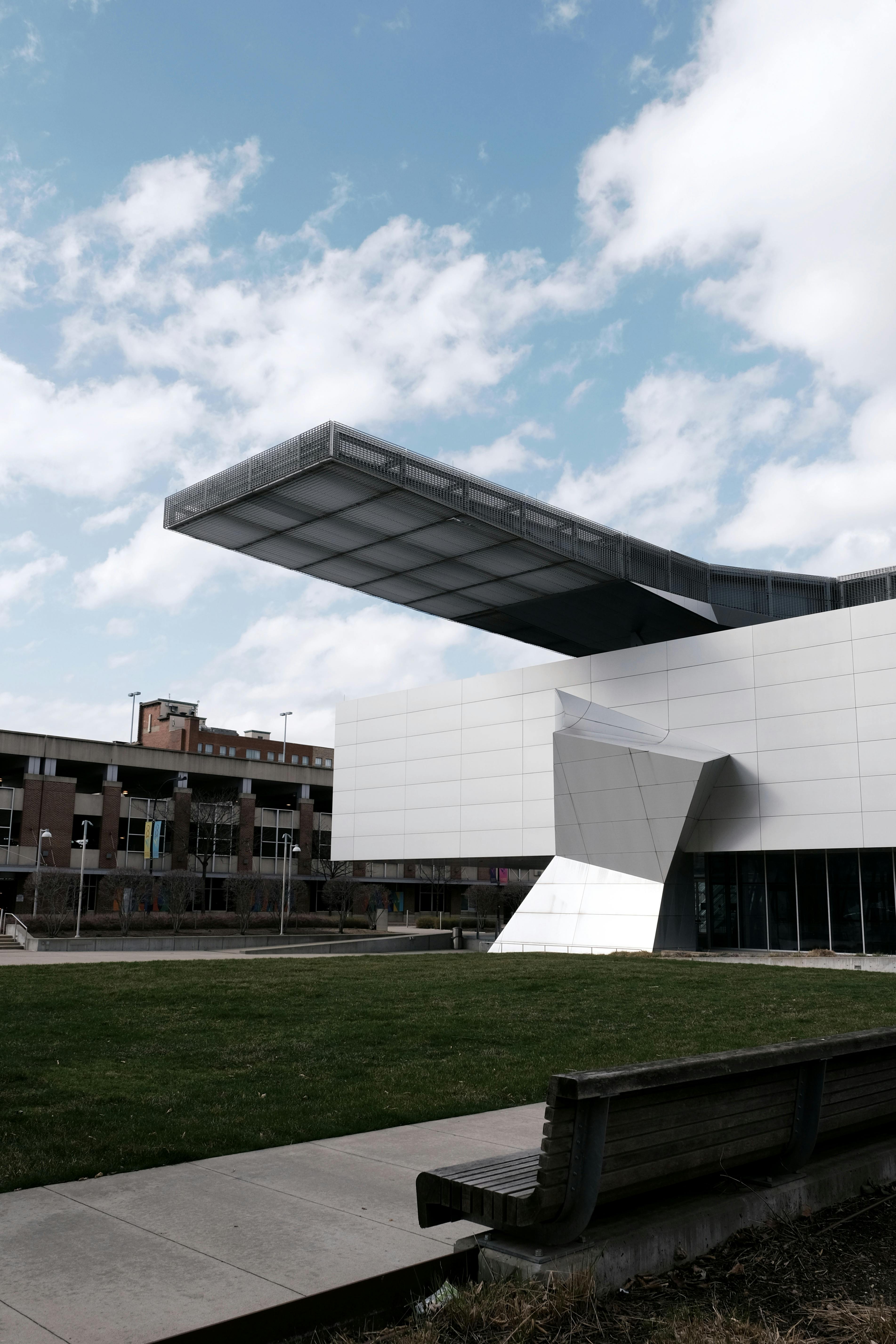 Modern Architectural Building with Unique Canopy Design · Free Stock Photo