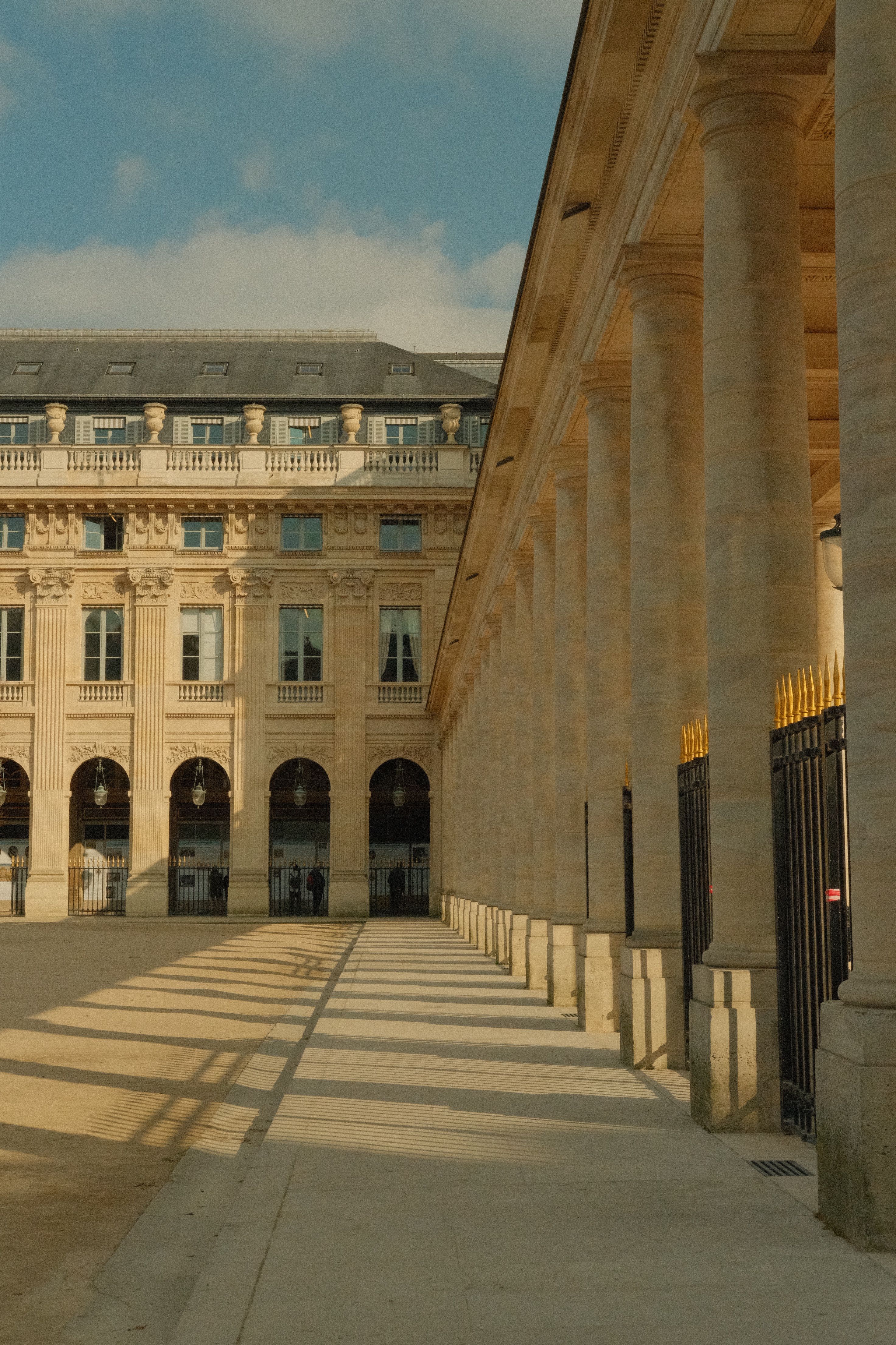 Elegantes Columnas Arquitectónicas En Un Edificio Histórico · Foto de ...