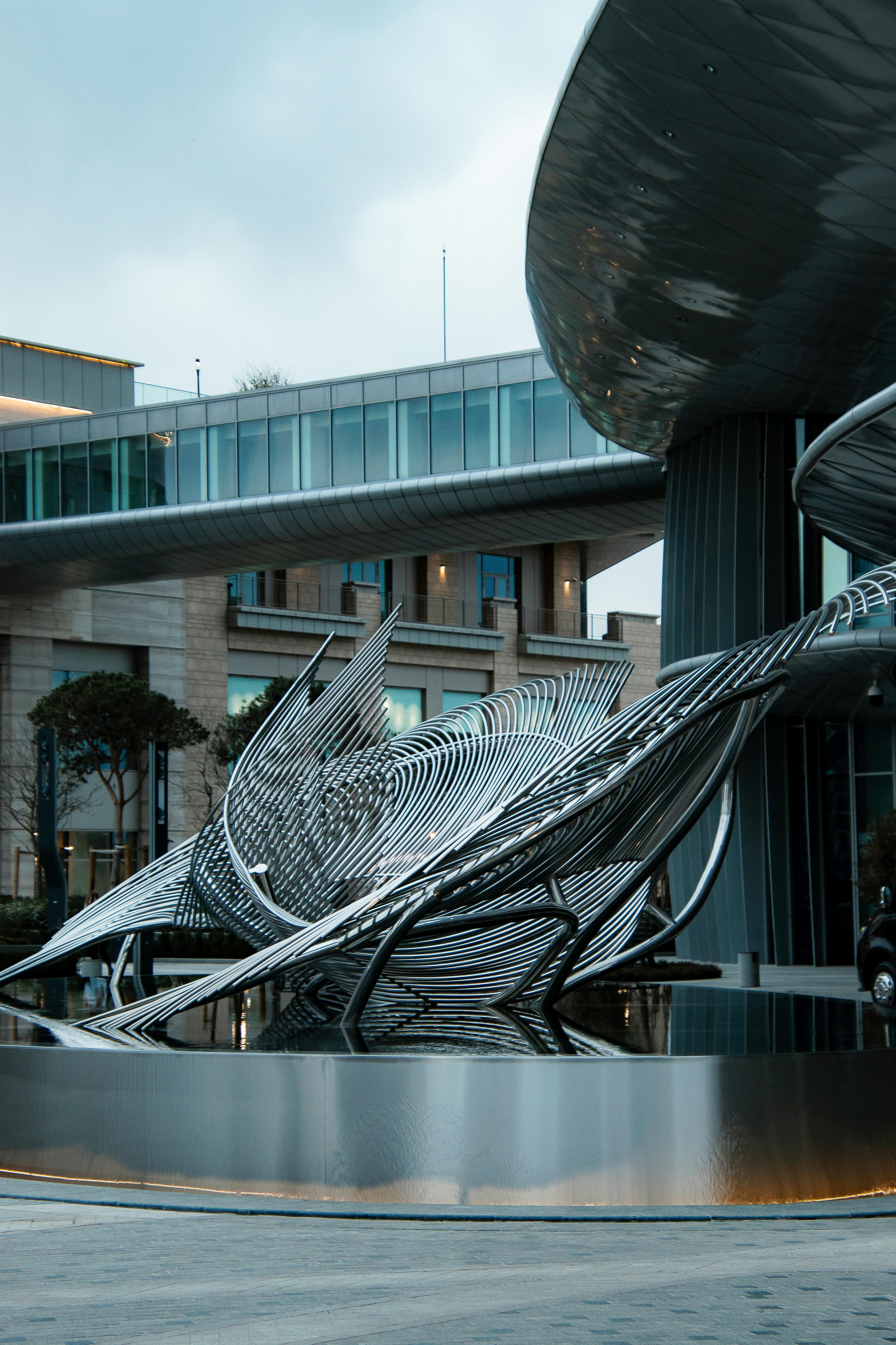 Escultura Arquitectónica Contemporánea En Belgrado · Foto de stock gratuita