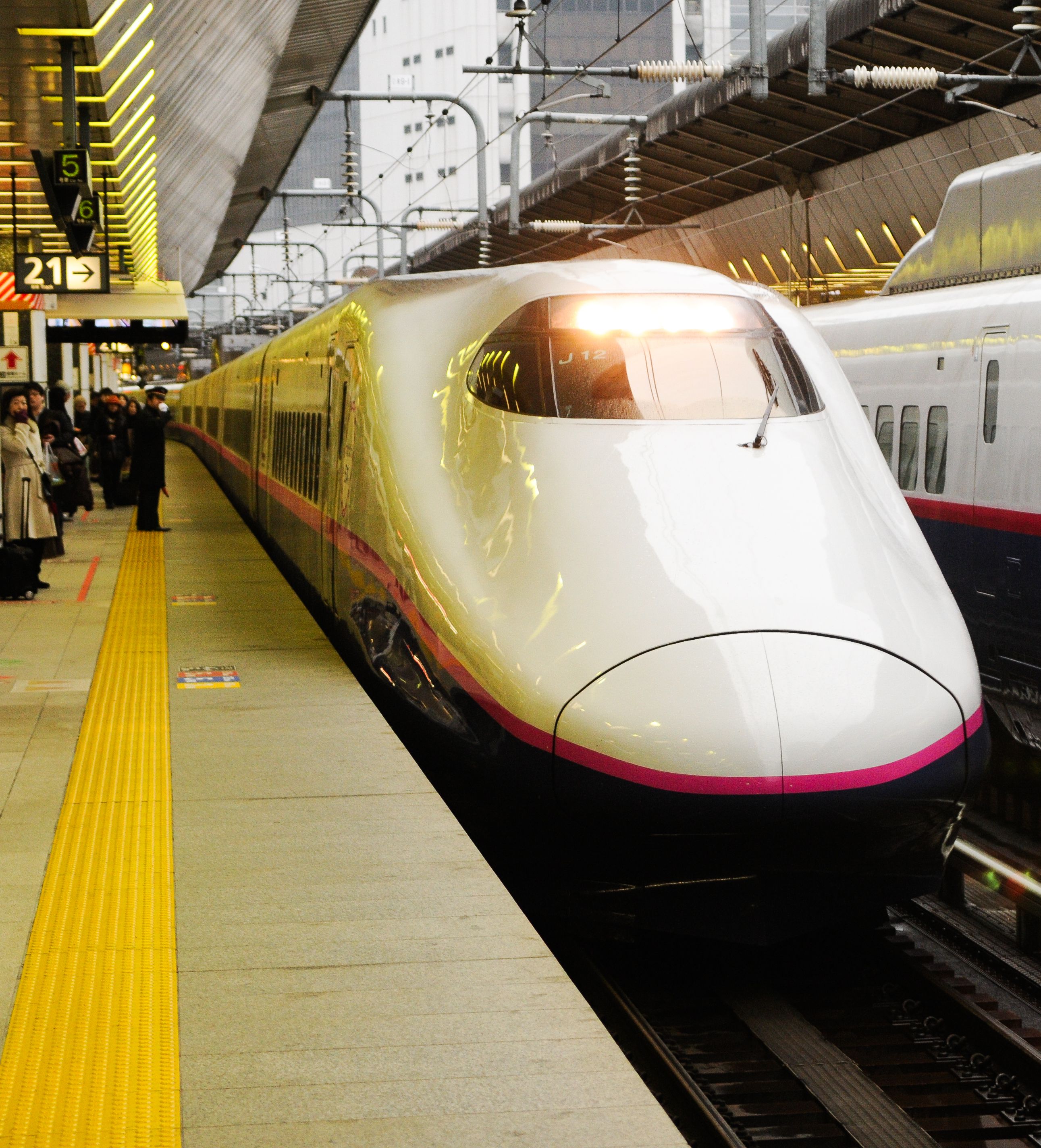 Sleek Bullet Train Arriving at Station Platform · Free Stock Photo