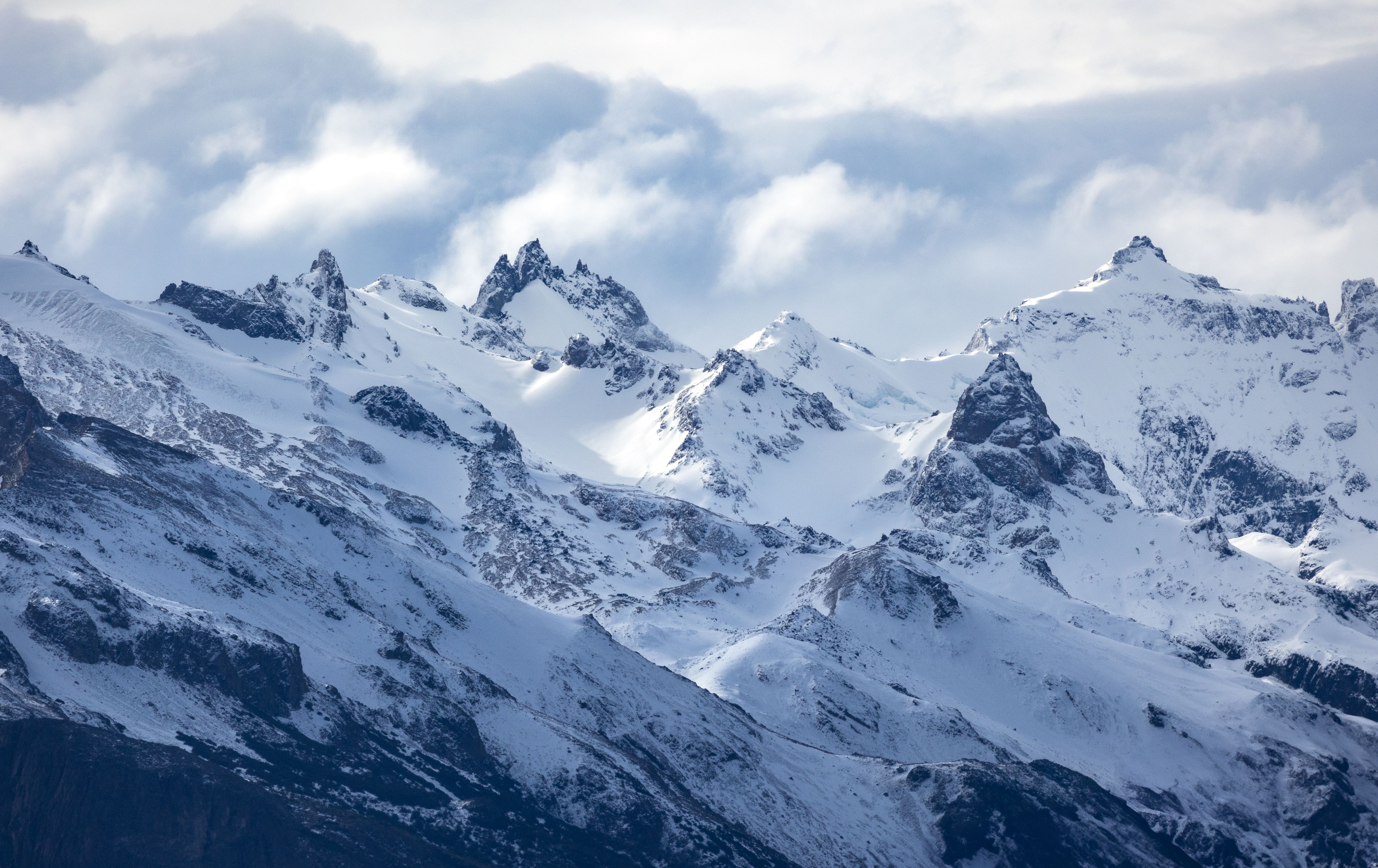 Cordillera De Los Andes Nevada Bajo Un Cielo Nublado · Foto de stock ...