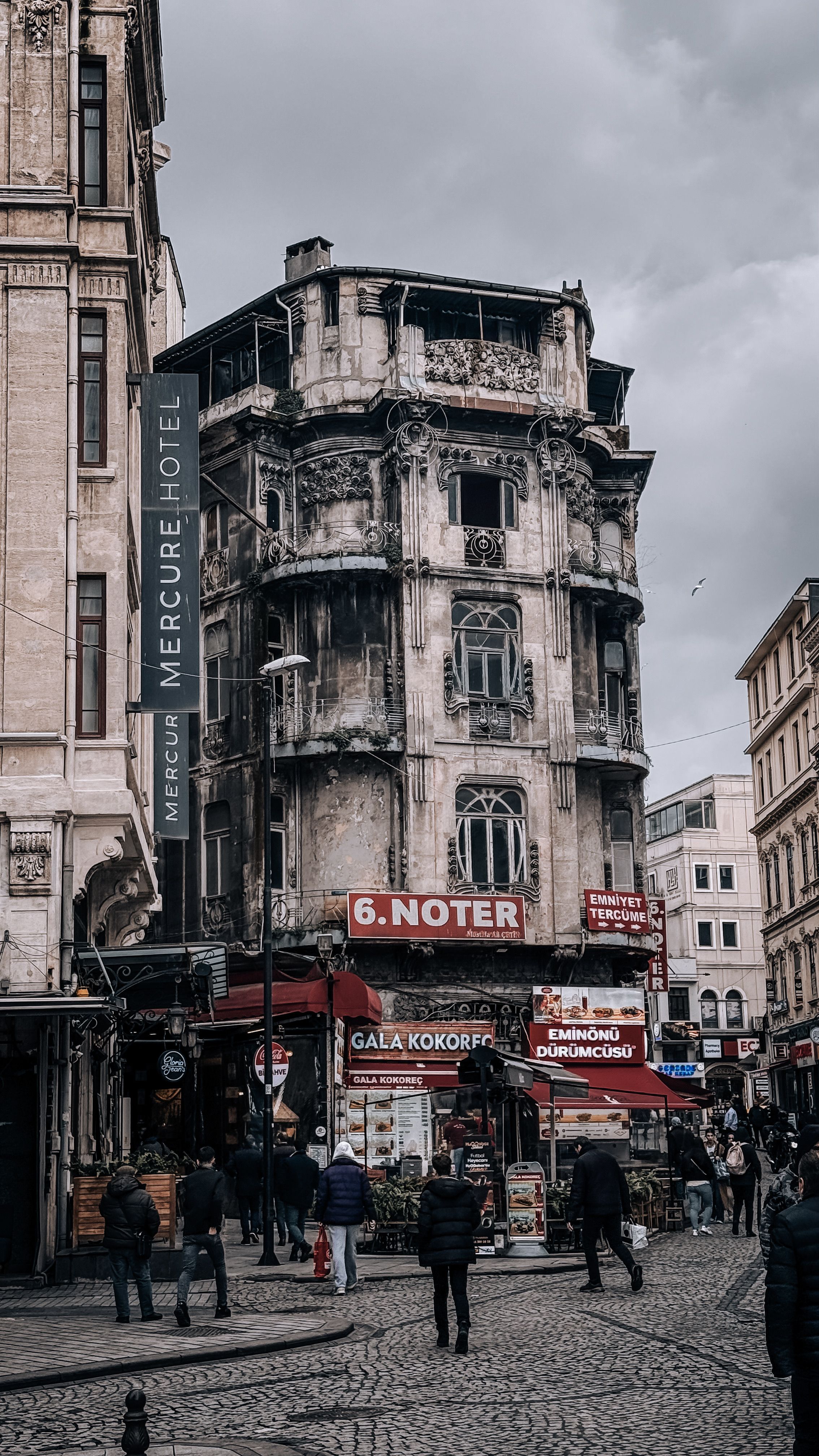 Historic Building in Bustling Urban Street Scene · Free Stock Photo