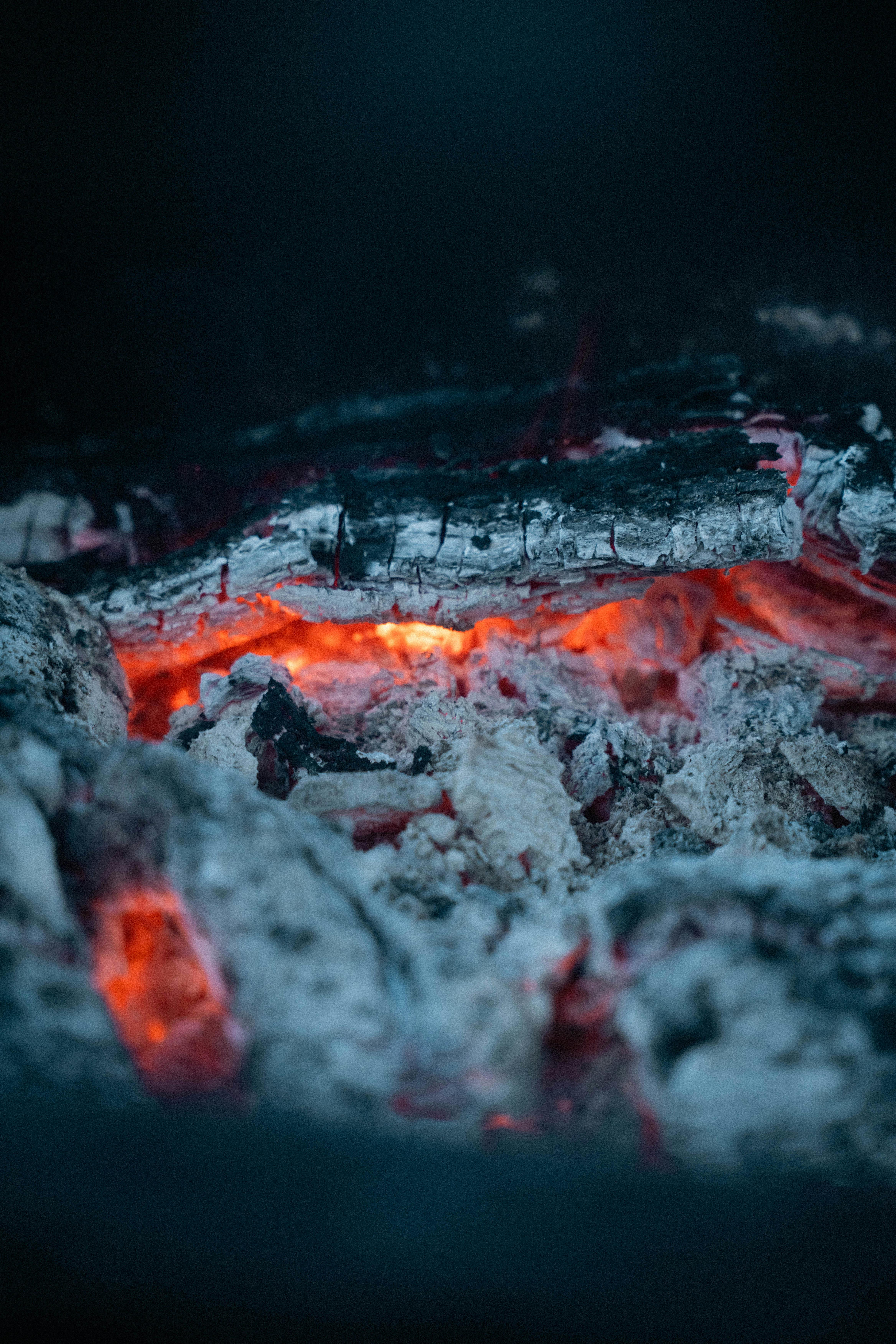 Close-up of Glowing Embers and Charcoal · Free Stock Photo
