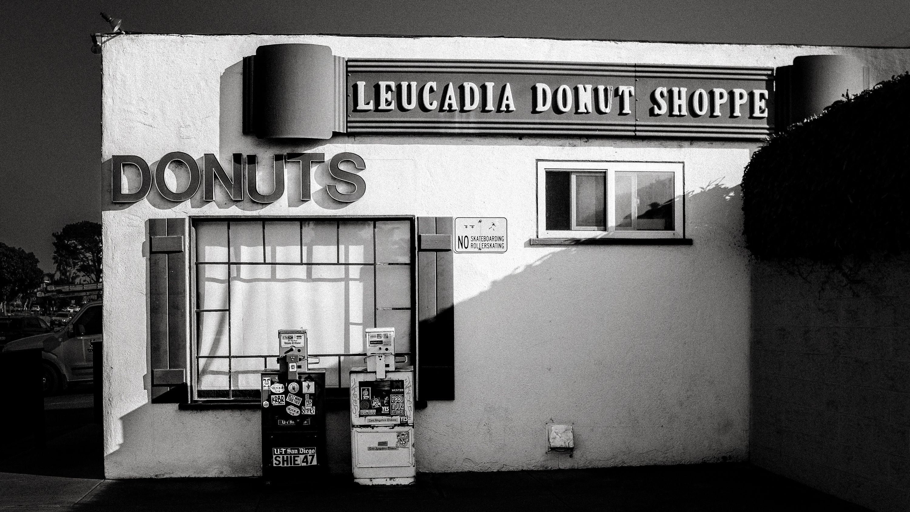Vintage Black and White Donut Shop Exterior · Free Stock Photo