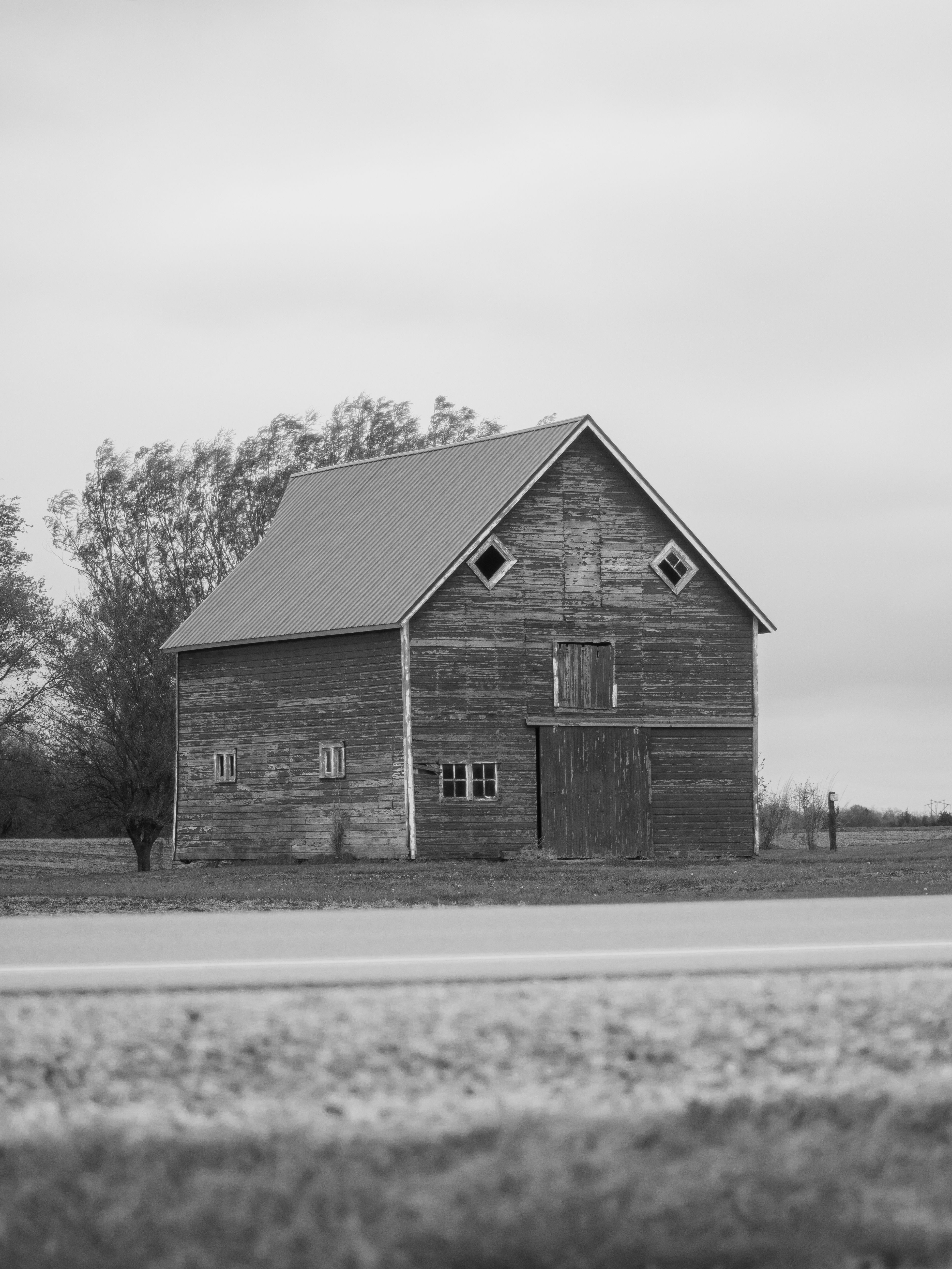 Rustic Barn on Kansas Farmland in Black and White · Free Stock Photo