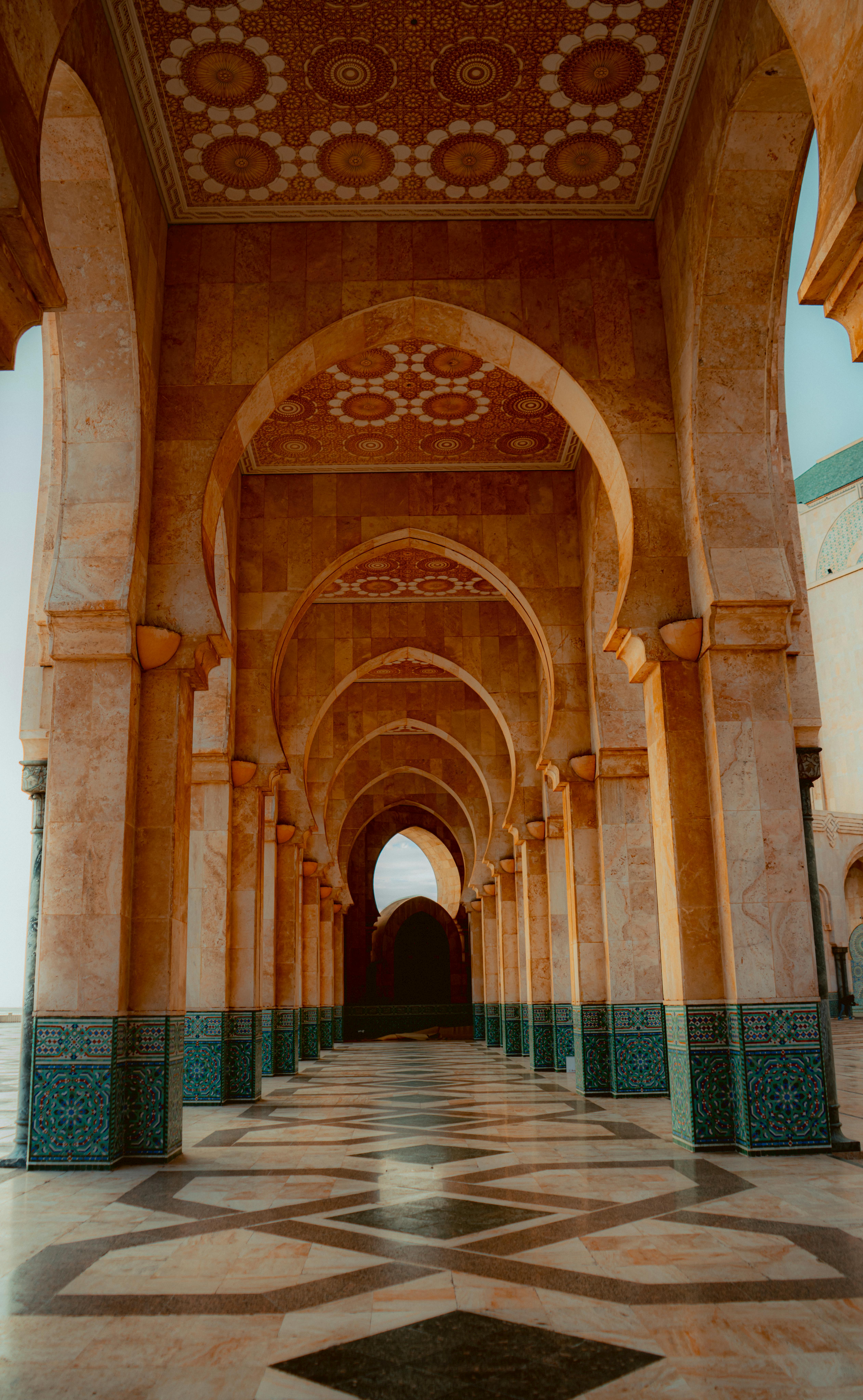 Intricate Arabesque Archway Corridor with Geometric Patterns · Free ...