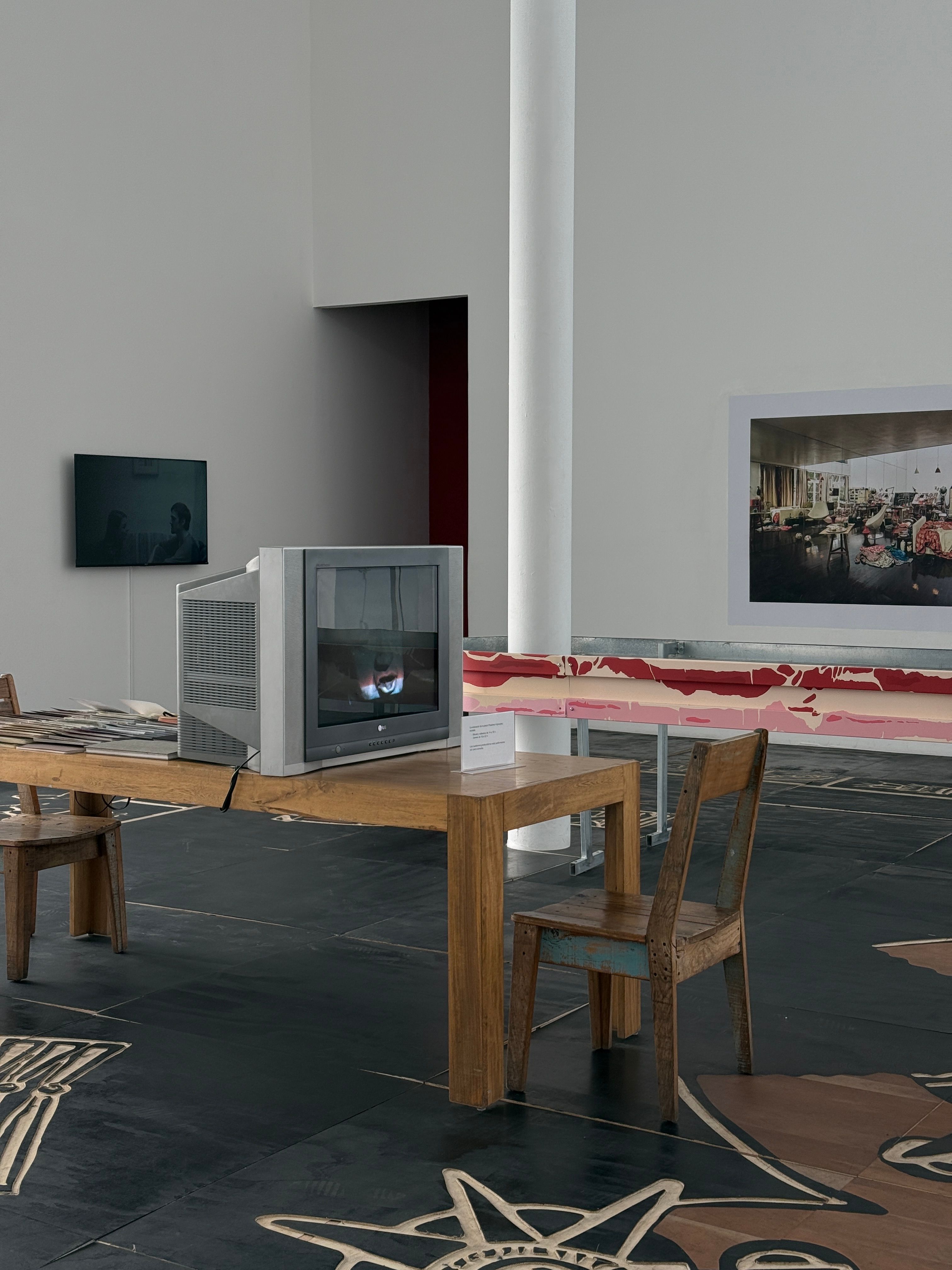 Vintage Television in Modern Art Gallery Setting · Free Stock Photo
