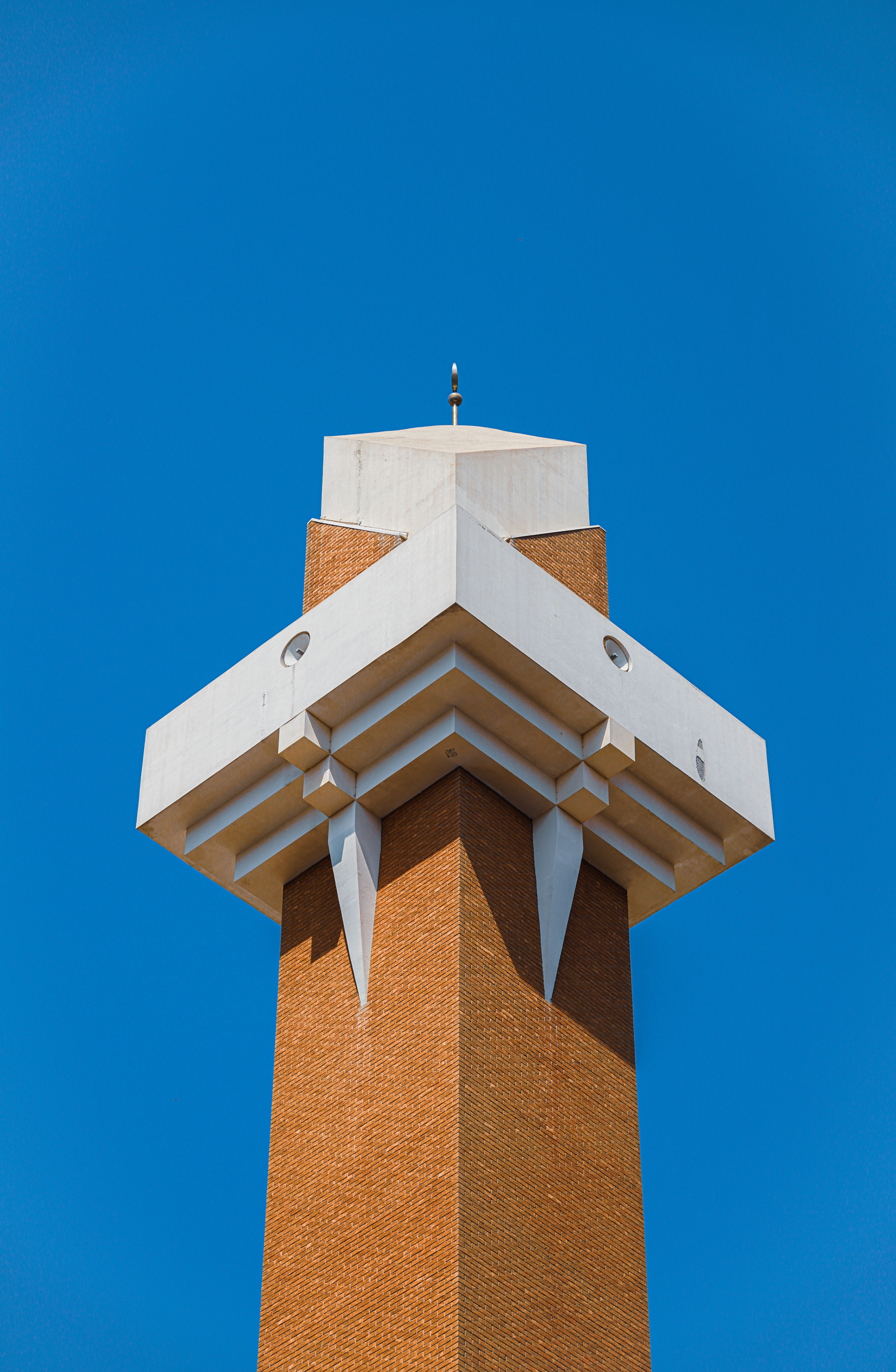 Torre De Arquitectura Moderna En Dubái Contra Un Cielo Despejado · Foto ...