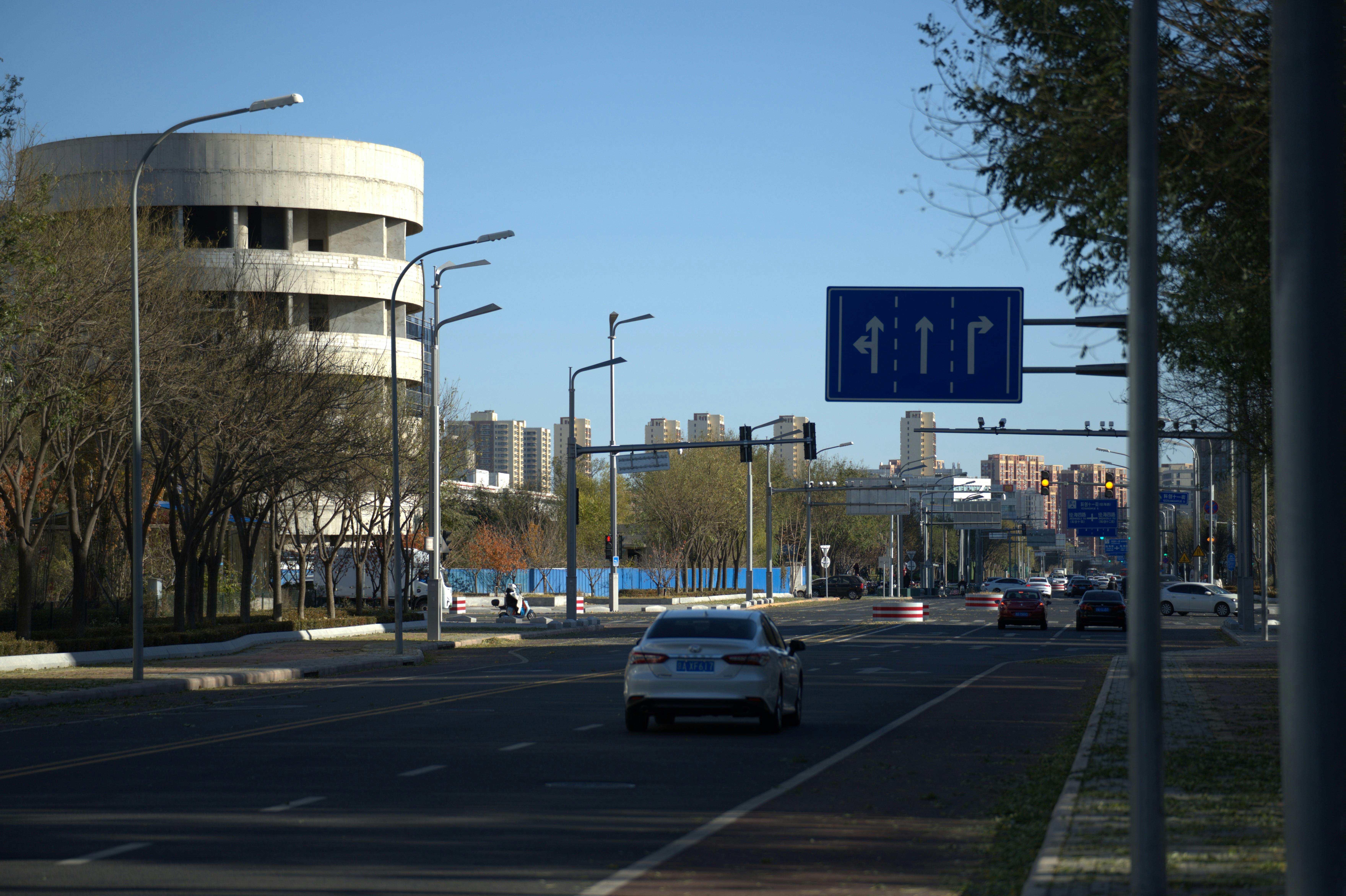 Urban City Road with Cars and Building · Free Stock Photo