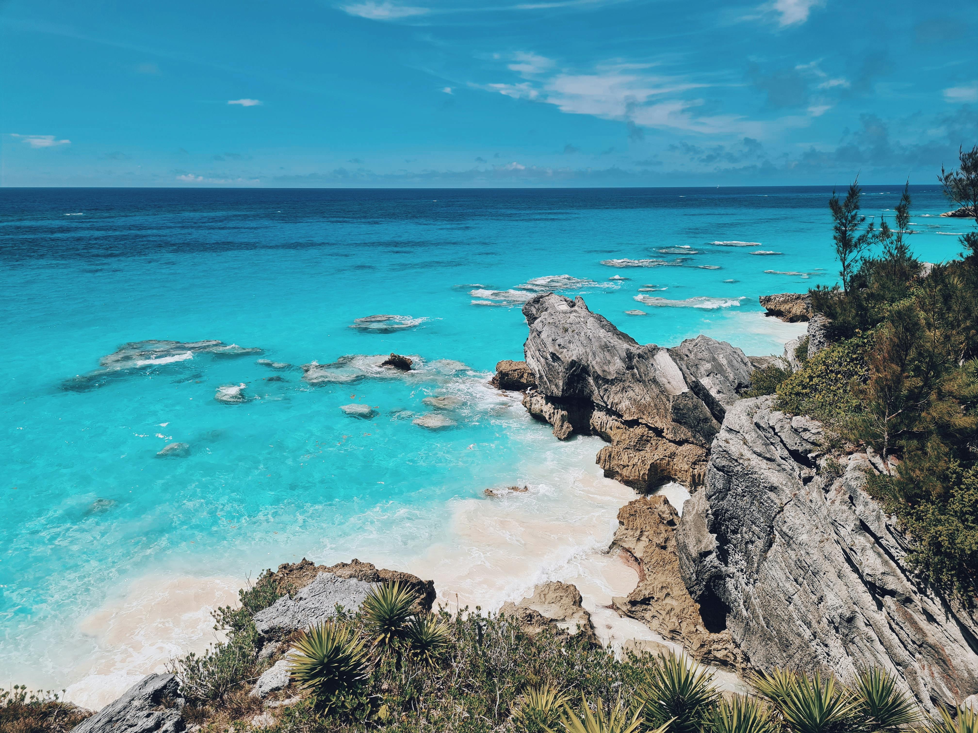 Vibrant Bermuda Coastline with Turquoise Waters · Free Stock Photo