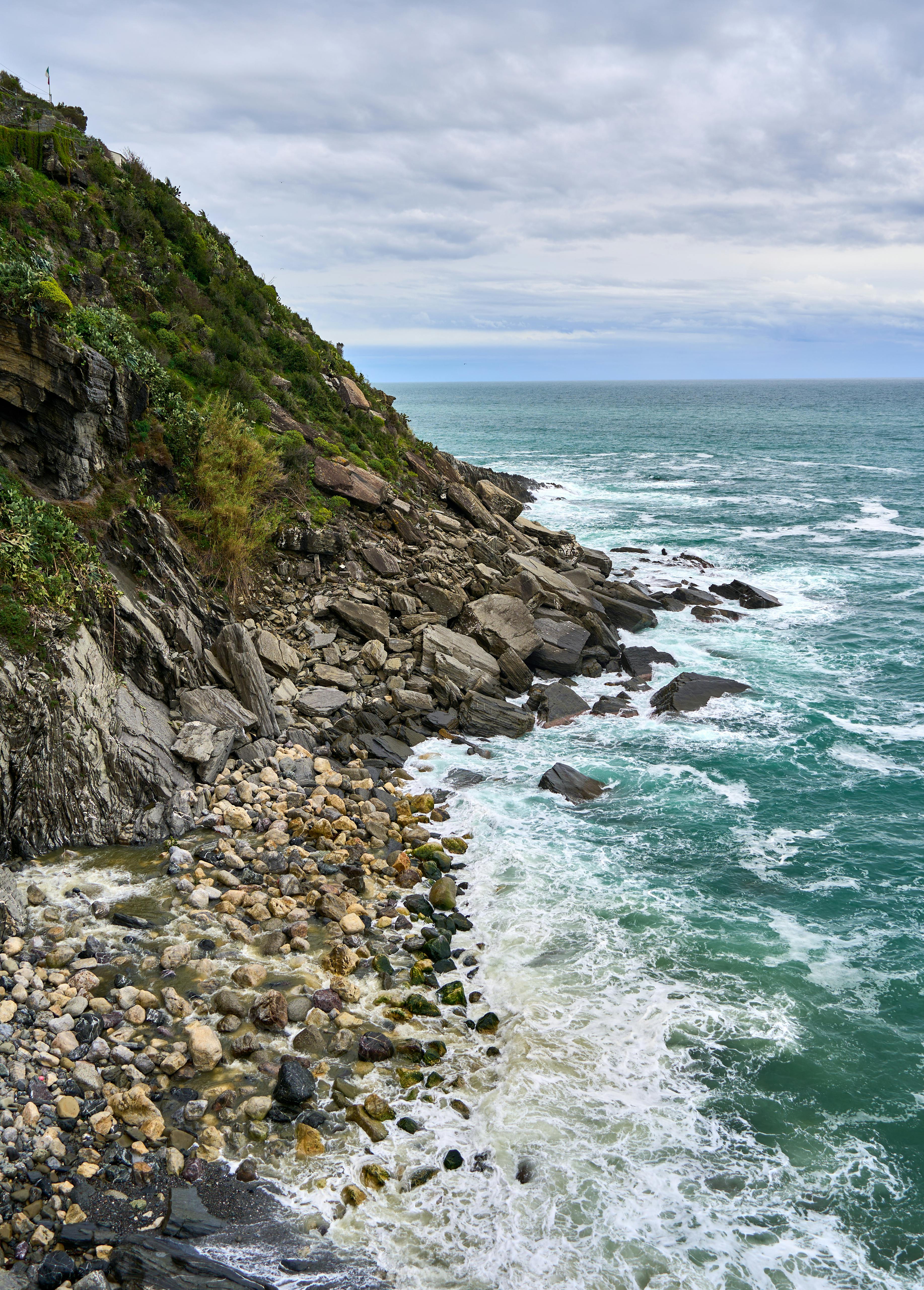Scenic Ocean Cliffside View with Waves · Free Stock Photo