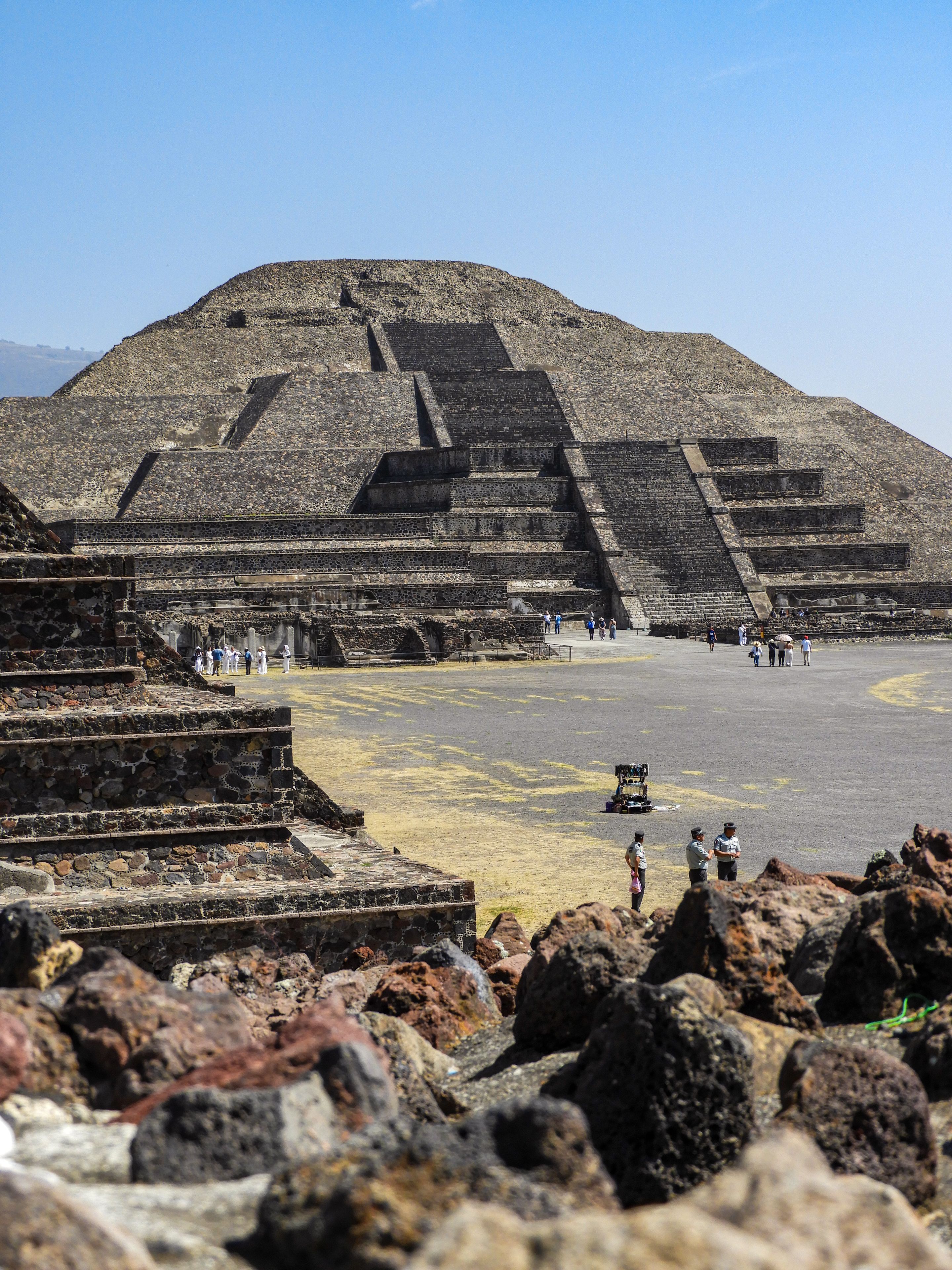 La Pirámide Del Sol De Teotihuacán Bajo Un Cielo Despejado · Foto de ...