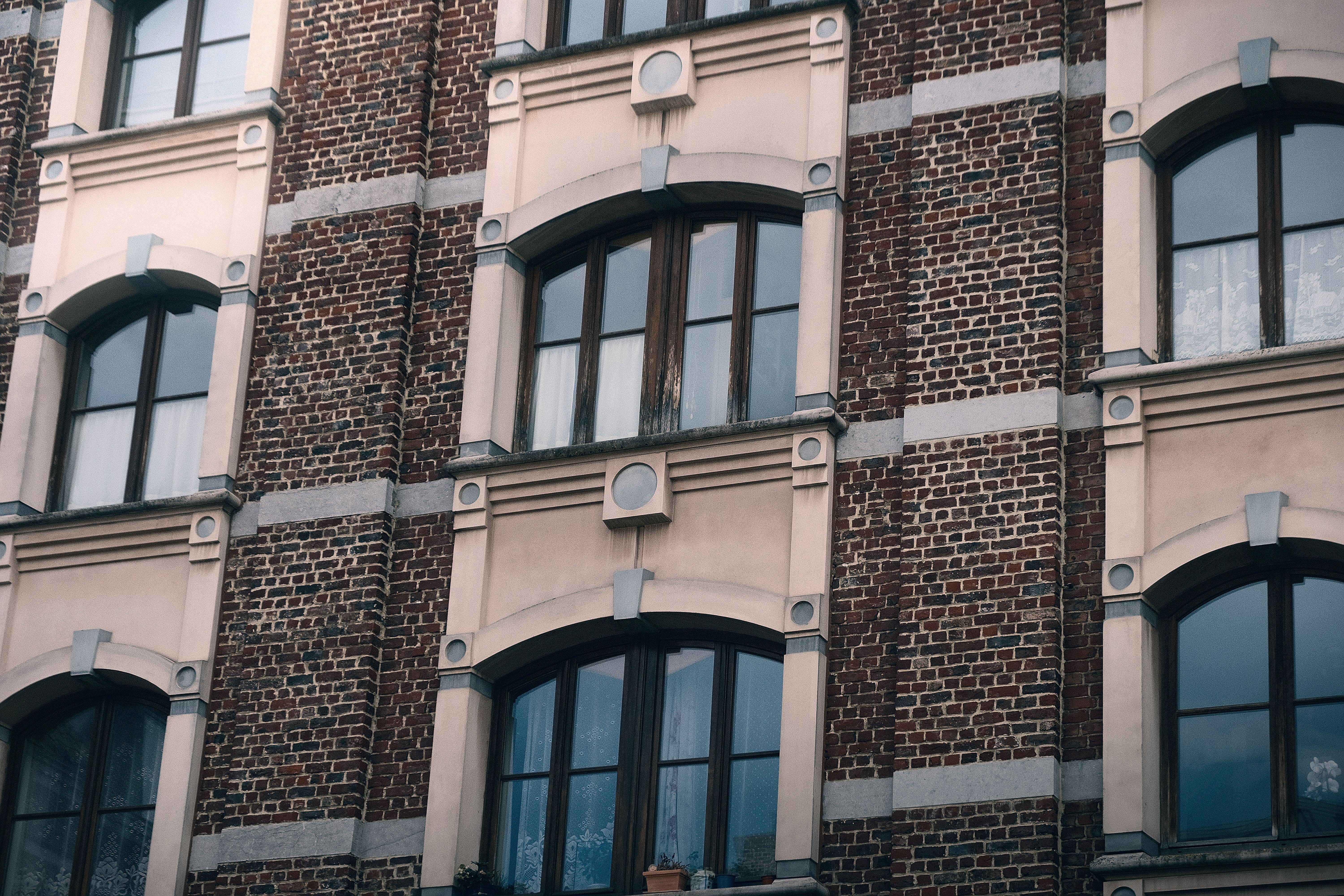 Elegant European Residential Facade in Brussels · Free Stock Photo