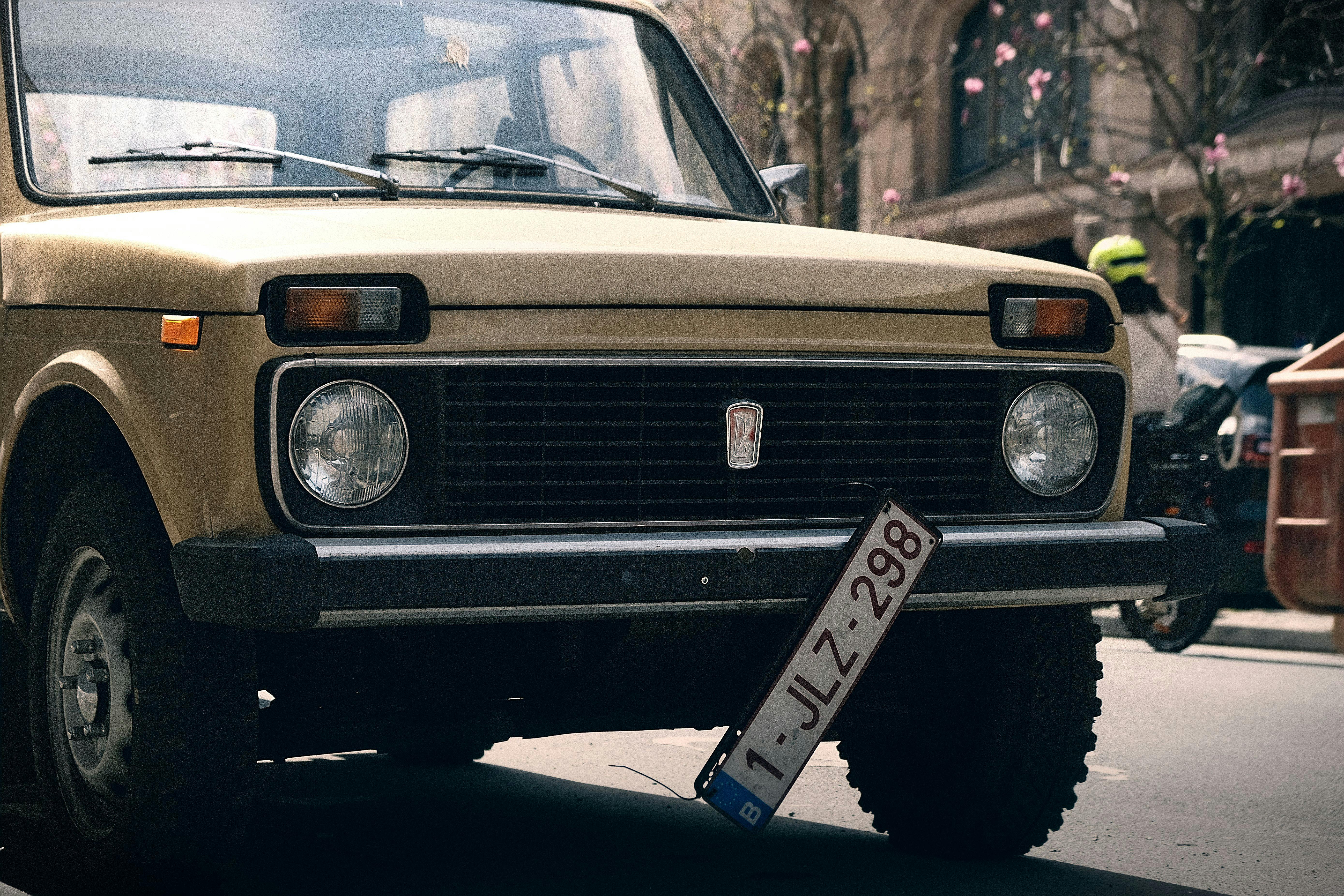 Vintage Car with Broken License Plate on Belgian Street · Free Stock Photo