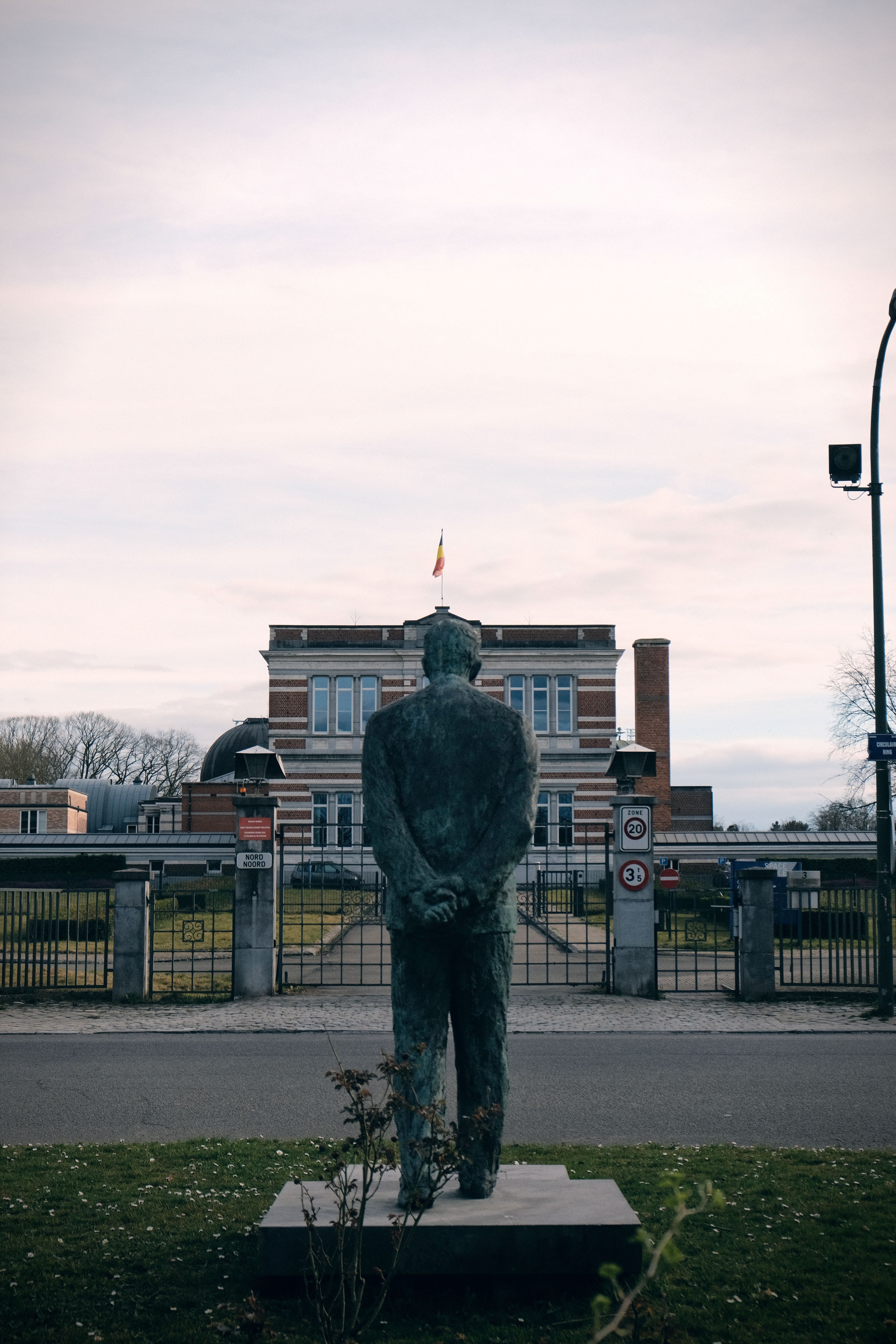Estátua Em Frente A Um Observatório · Foto profissional gratuita