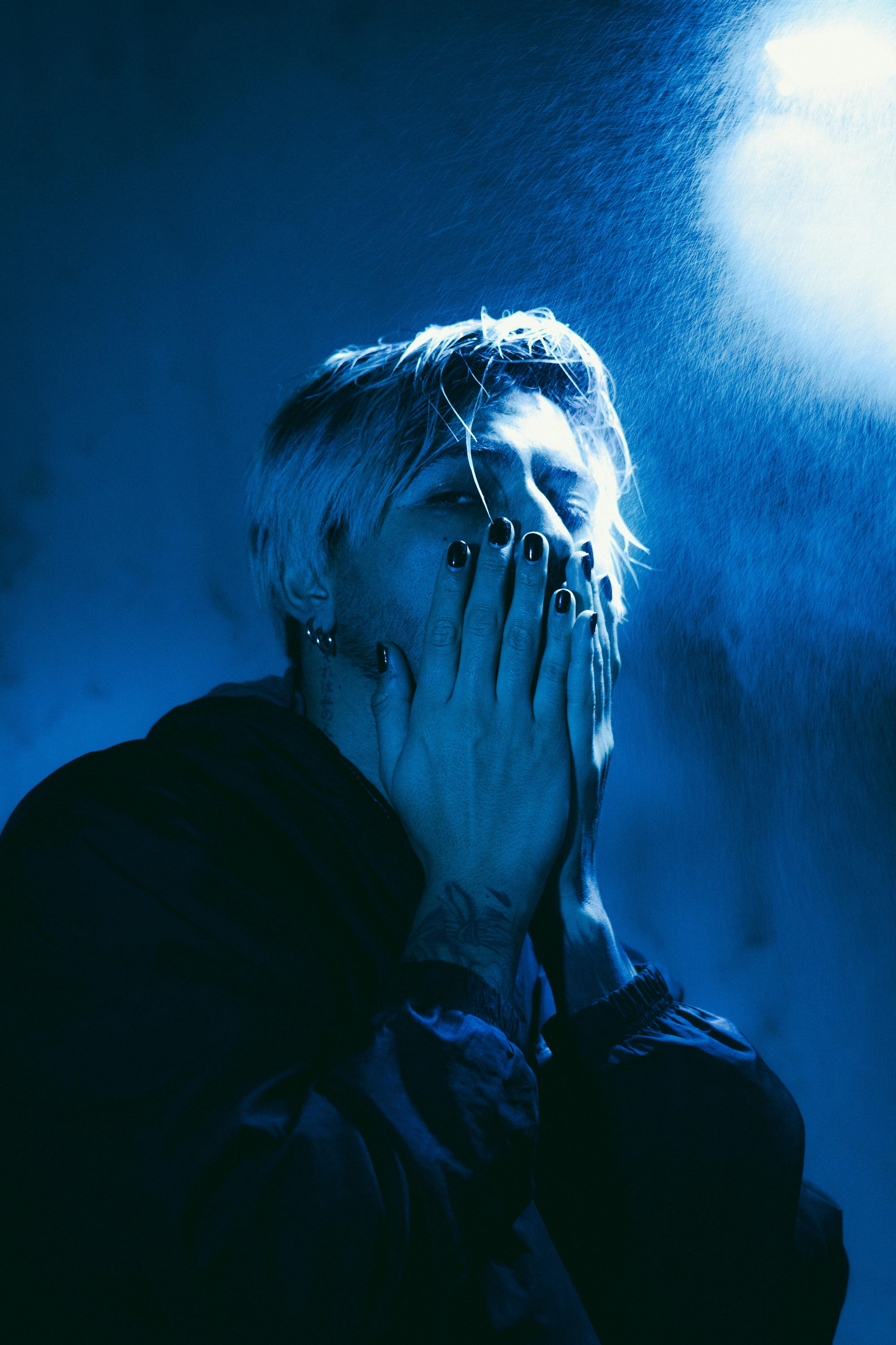 Portrait Bleu Mystique D'une Personne Réfléchissante · Photo gratuite