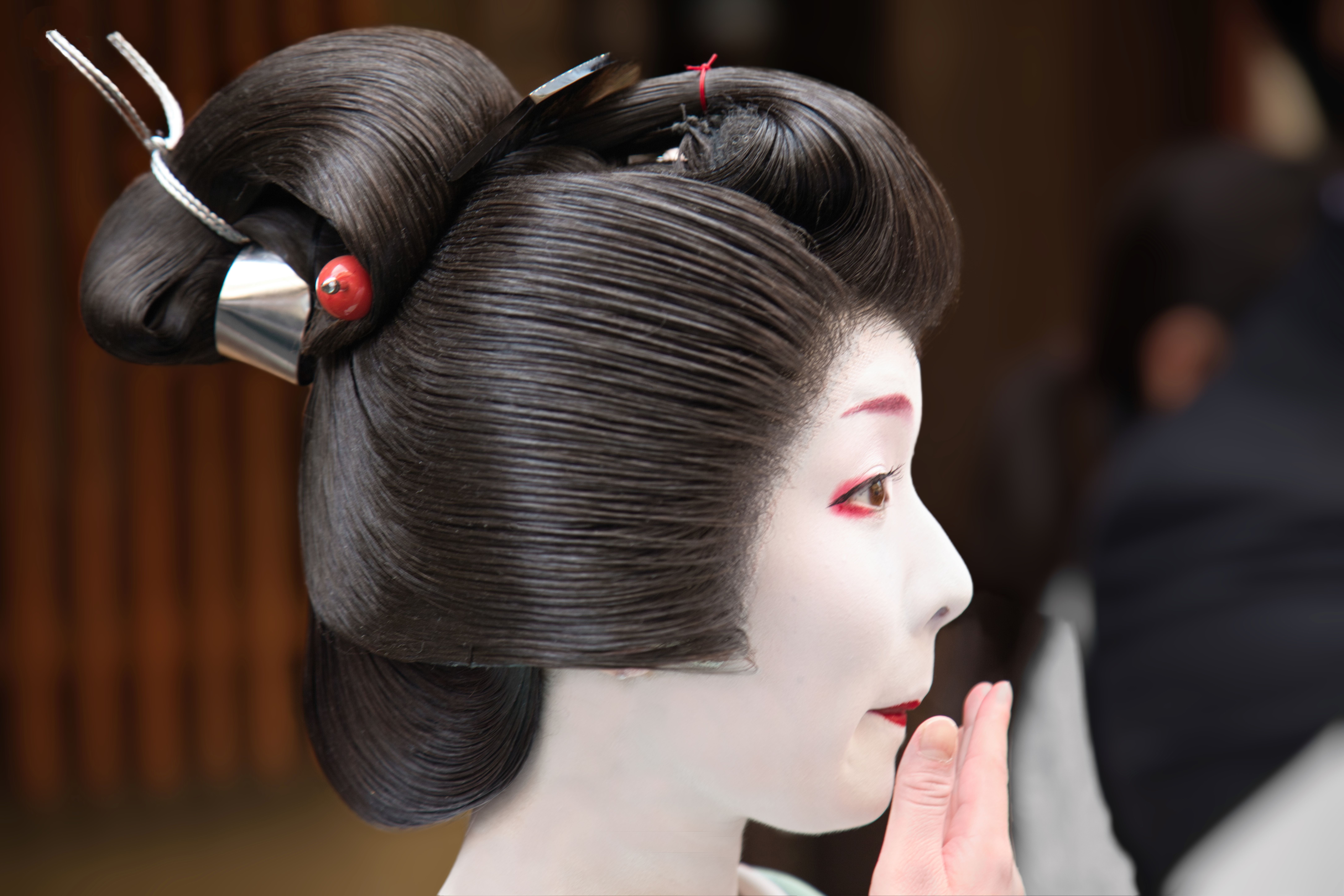 Traditional Maiko in Kyoto Applying Makeup · Free Stock Photo