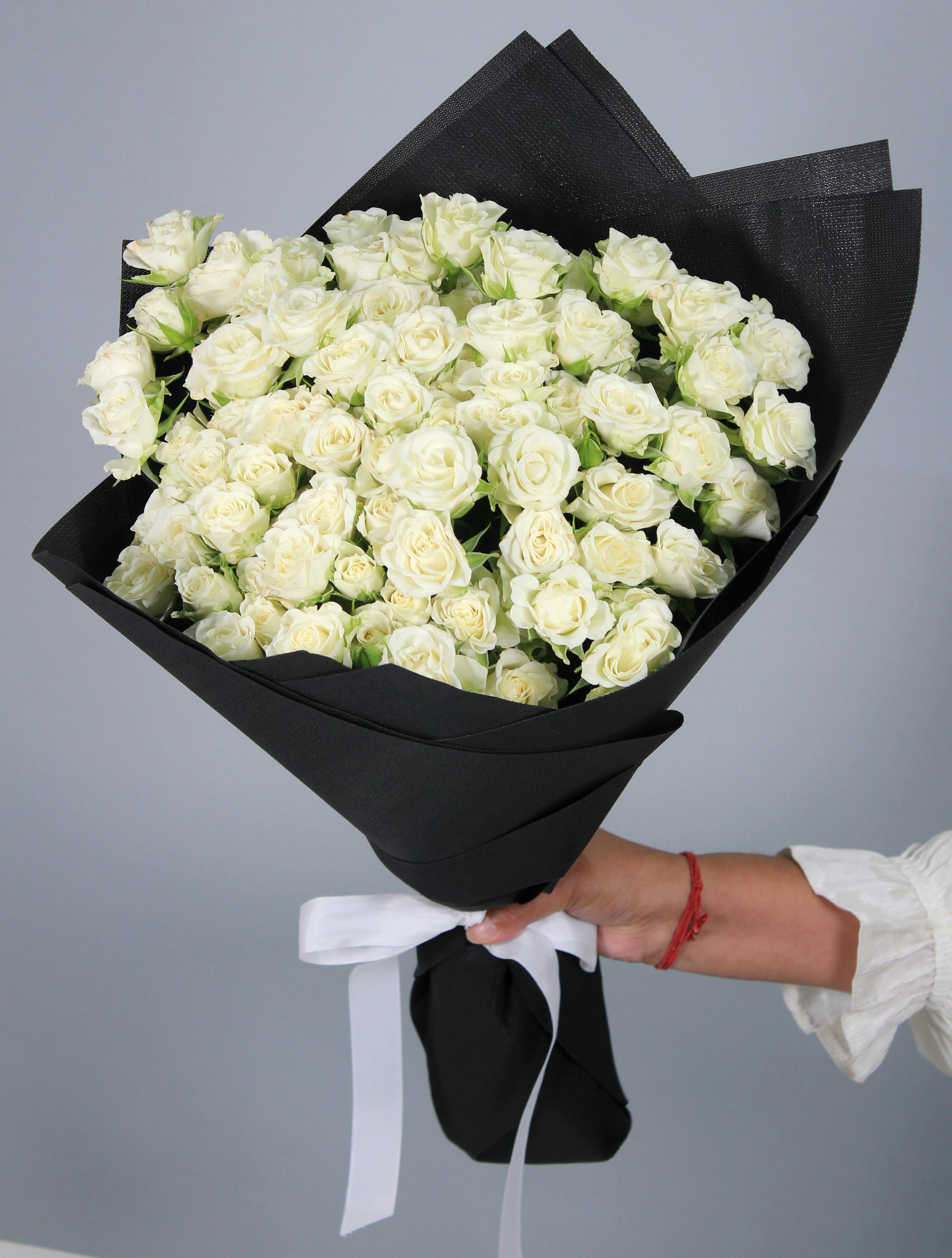 Elegant White Rose Bouquet with Black Paper · Free Stock Photo