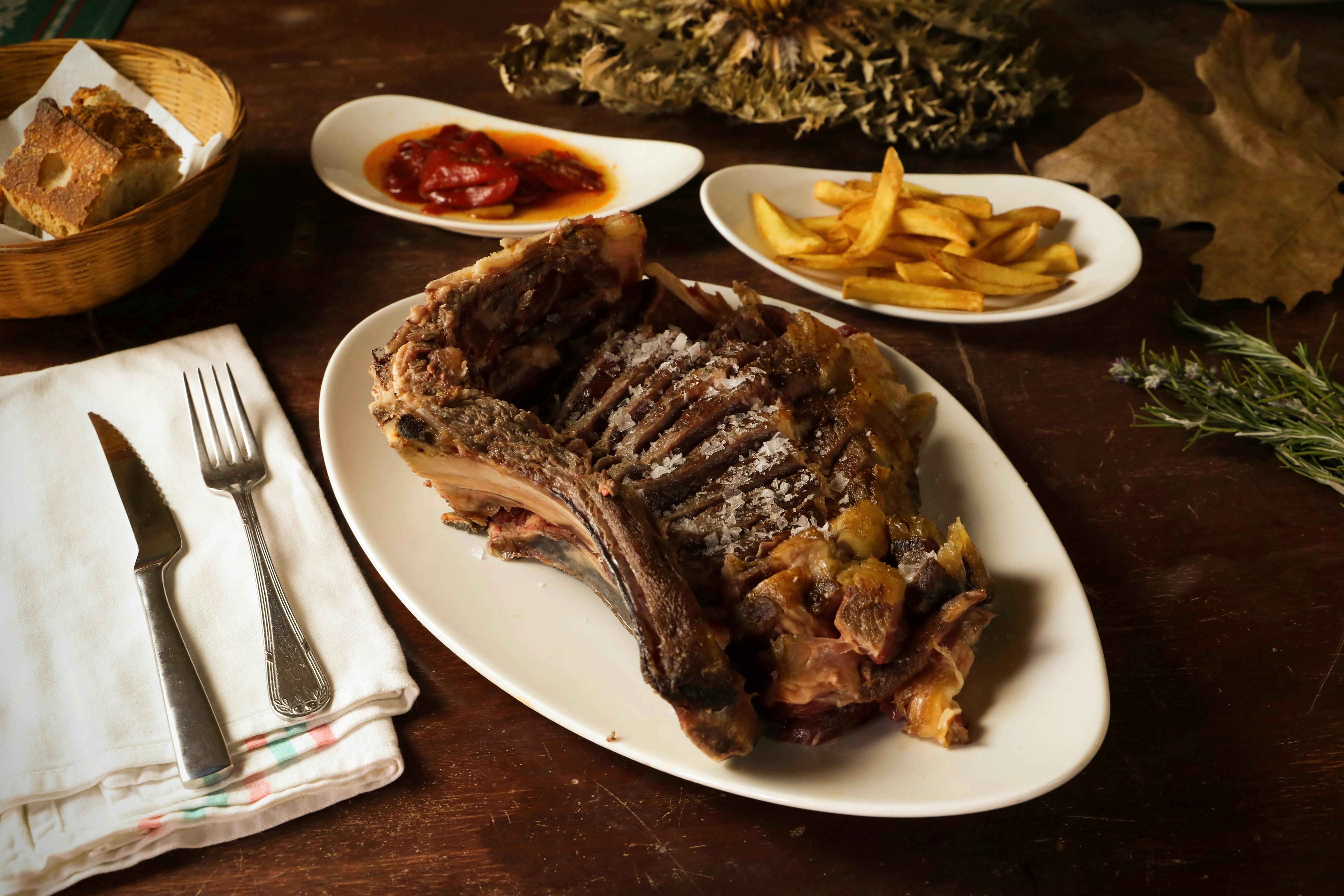 Cena Rústica Con Bistec A La Parrilla Y Papas Fritas · Foto de stock ...
