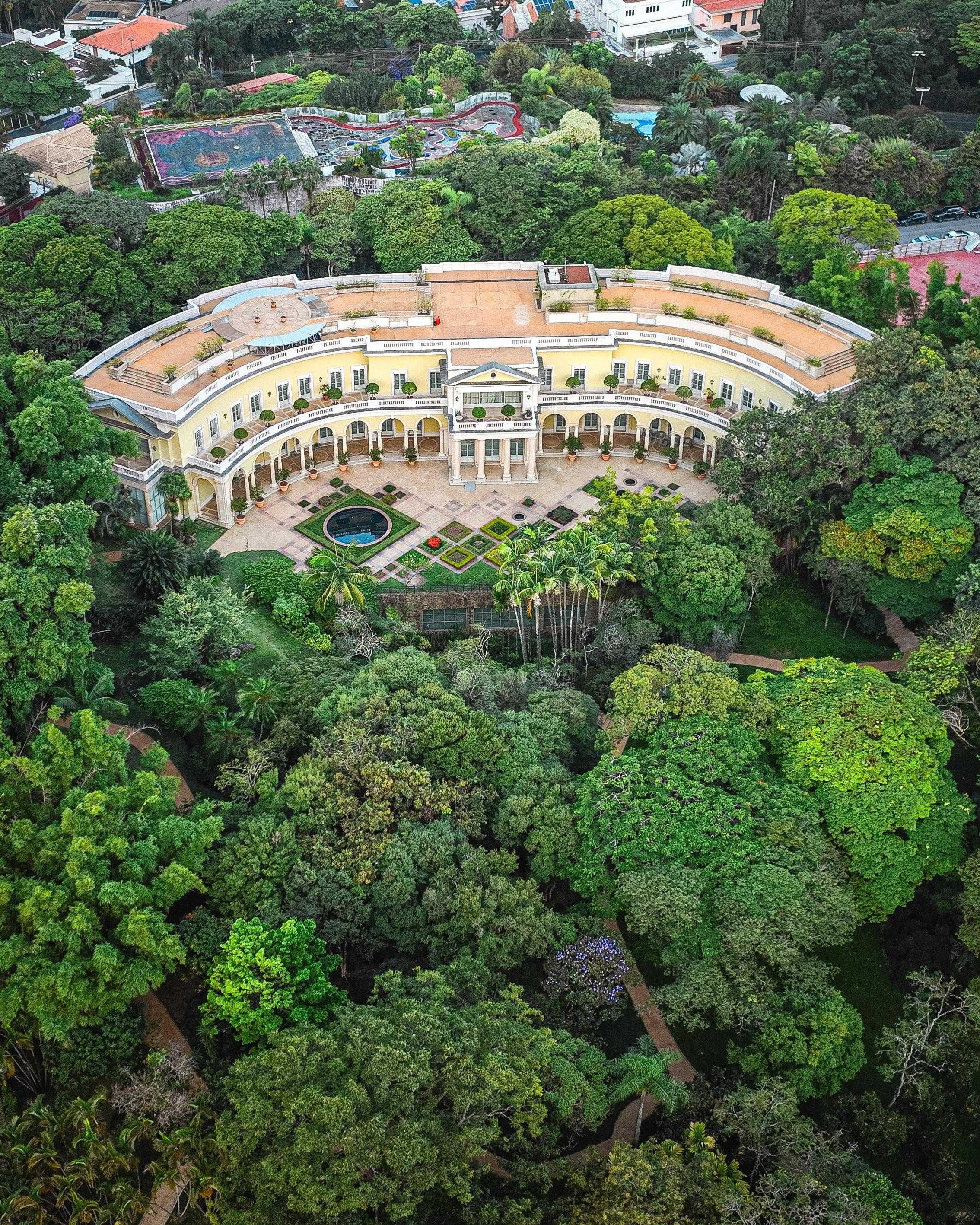 Pemandangan Udara Rumah Bersejarah Di Taman Yang Rimbun · Foto Stok Gratis