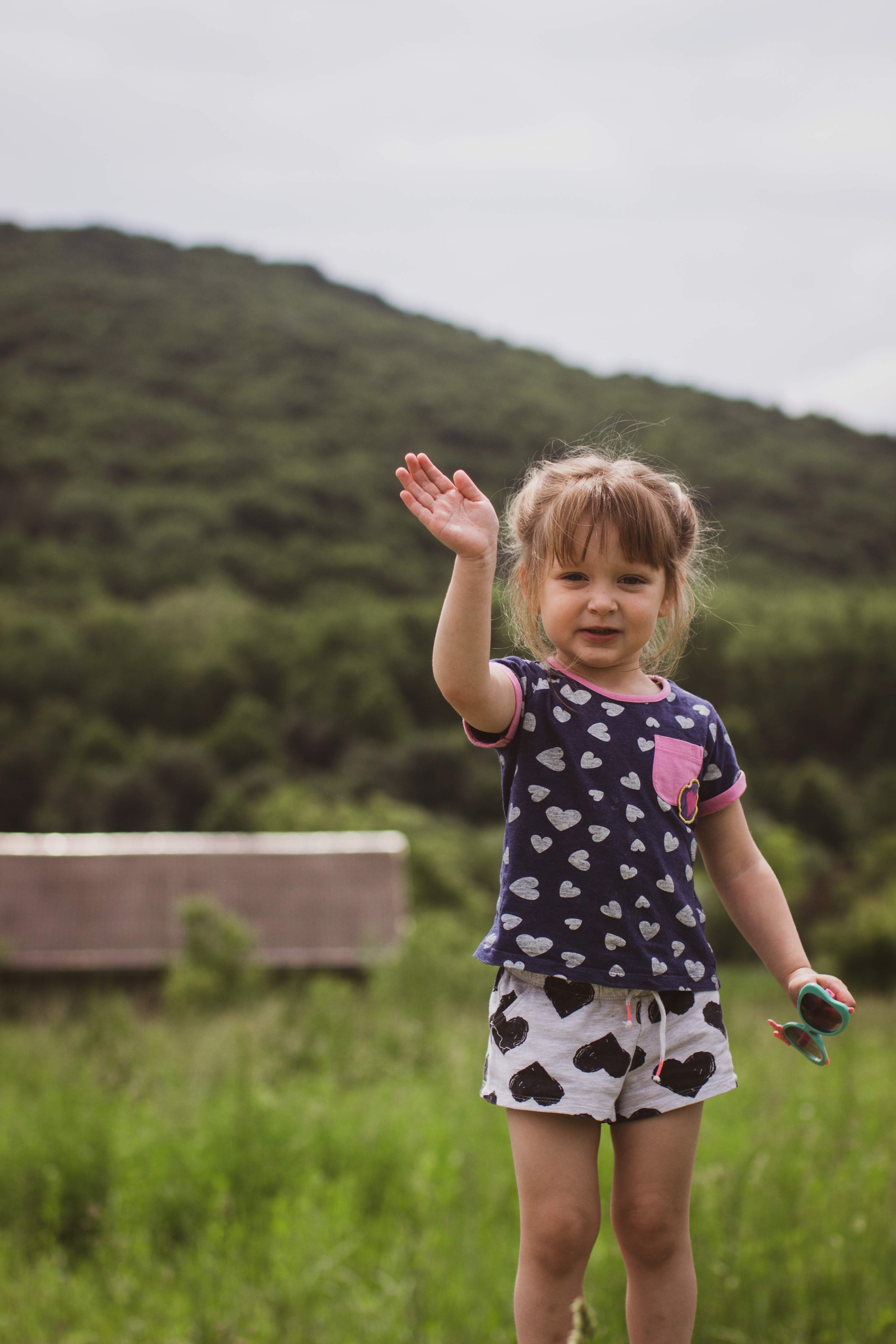 Child Waving Photos, Download The BEST Free Child Waving Stock Photos ...