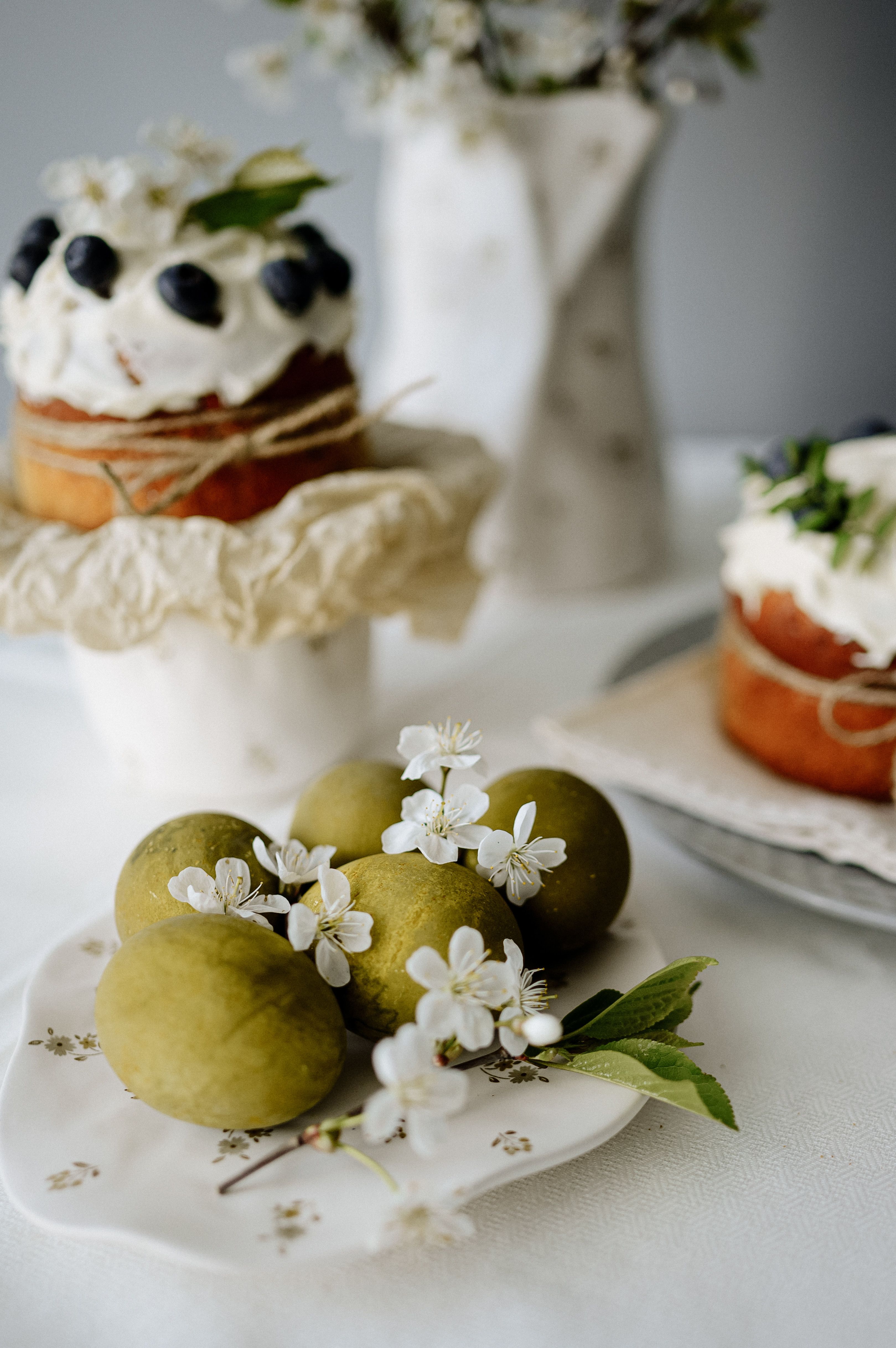 Spring Desserts with Green Eggs and Floral Decor · Free Stock Photo