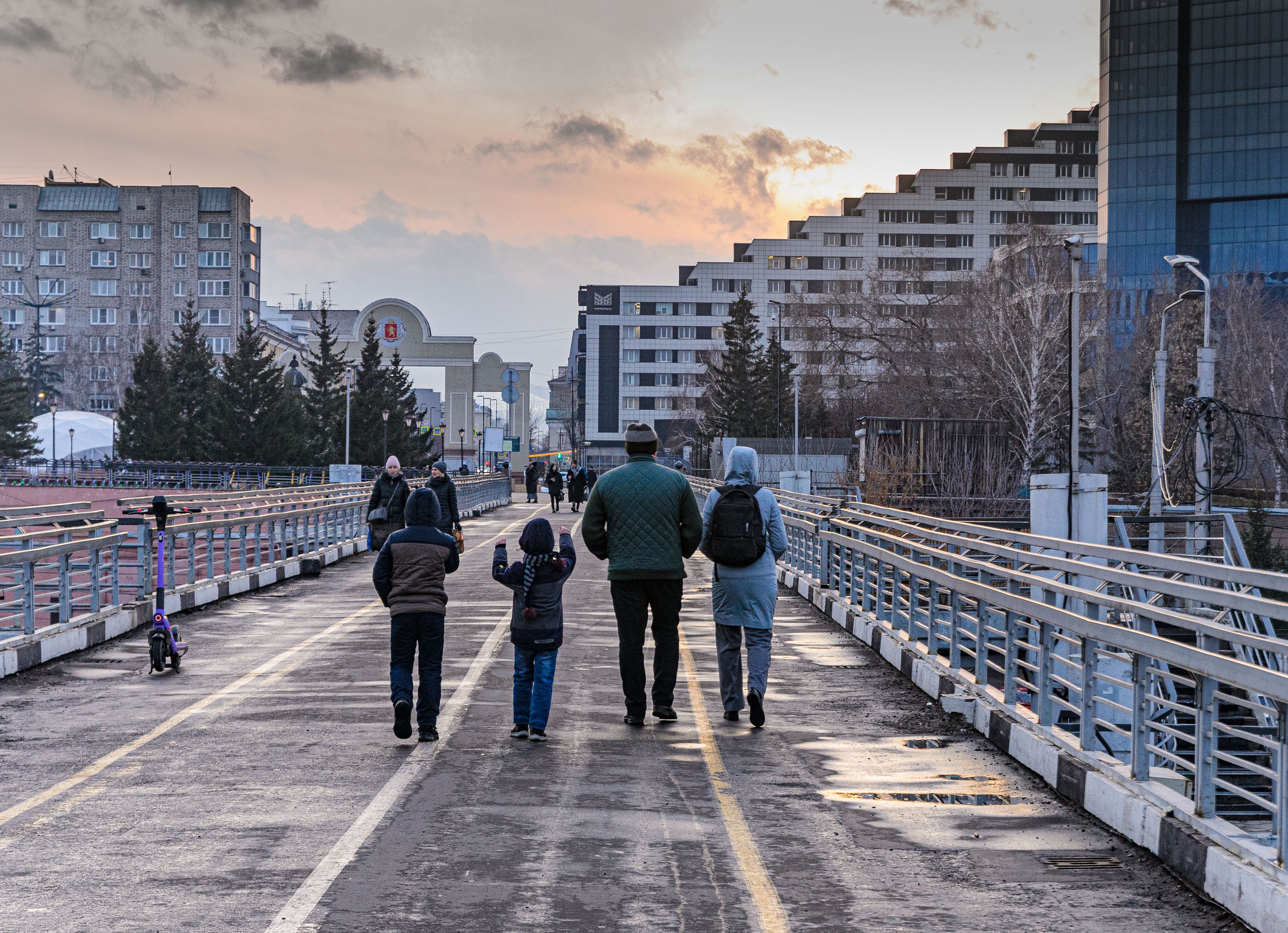 Kids Walking Flank Photos, Download The BEST Free Kids Walking Flank ...