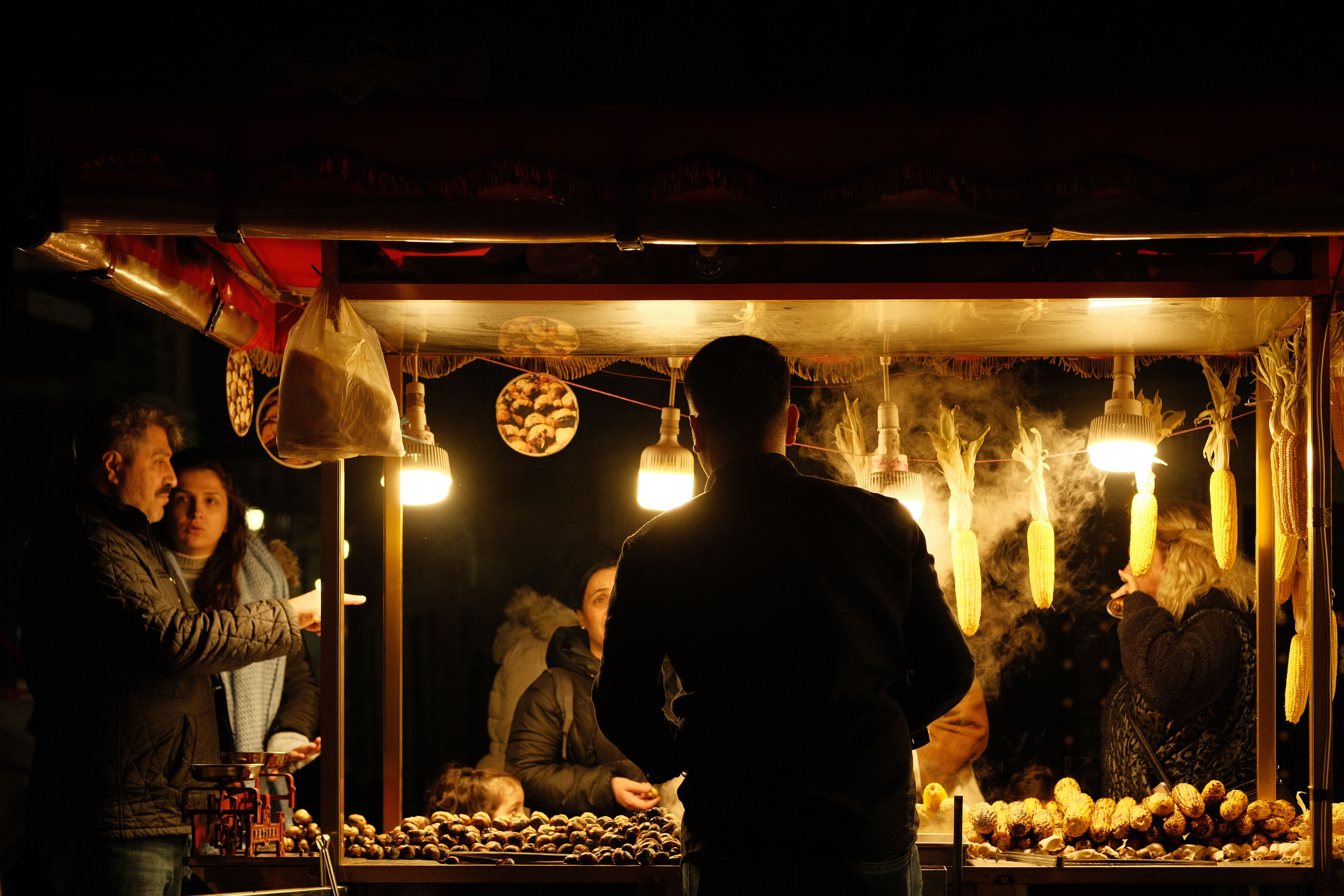 Night Market Street Food Stand with Customers · Free Stock Photo
