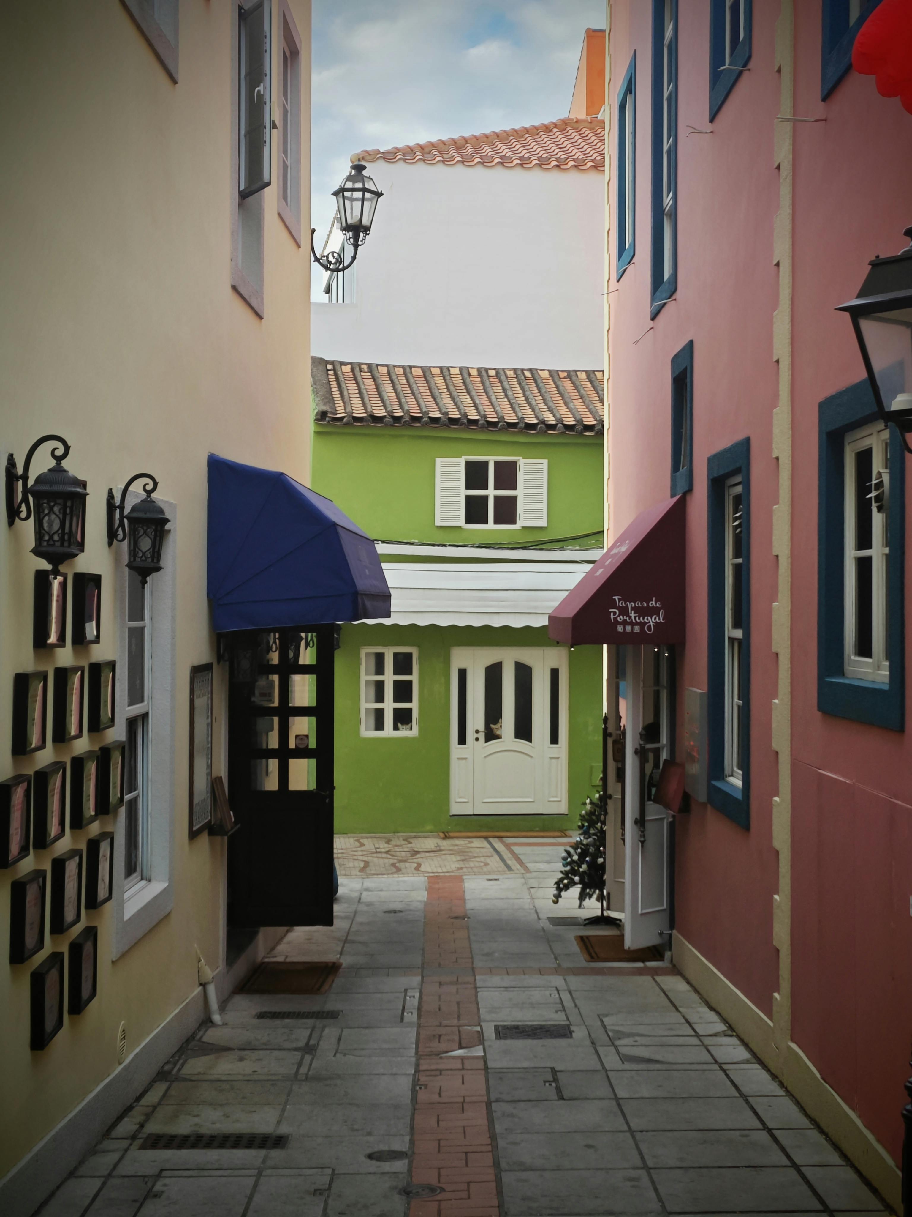Colorful European Alley with Charming Architecture · Free Stock Photo