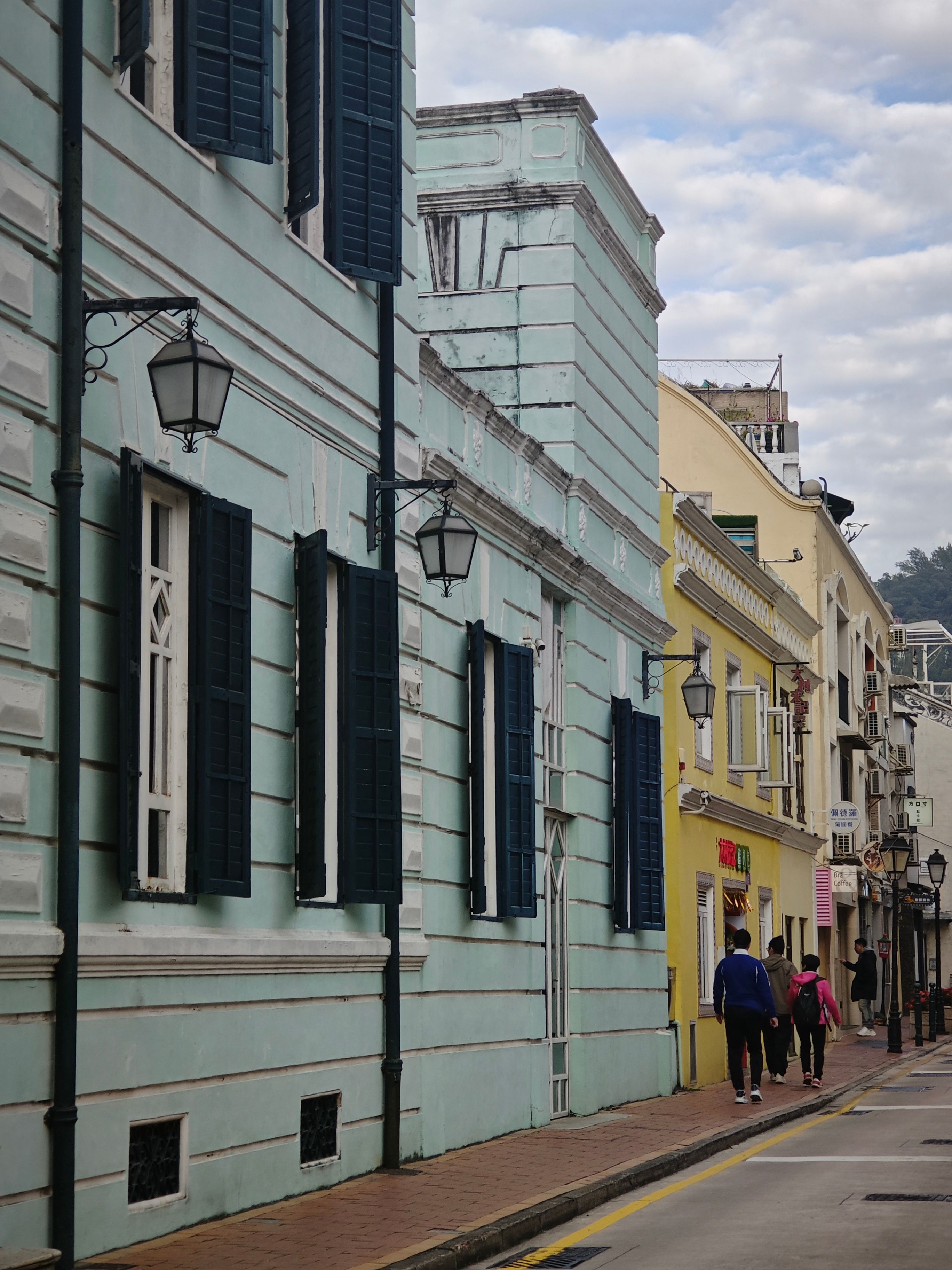 Charming Street Scene with Historic Architecture · Free Stock Photo