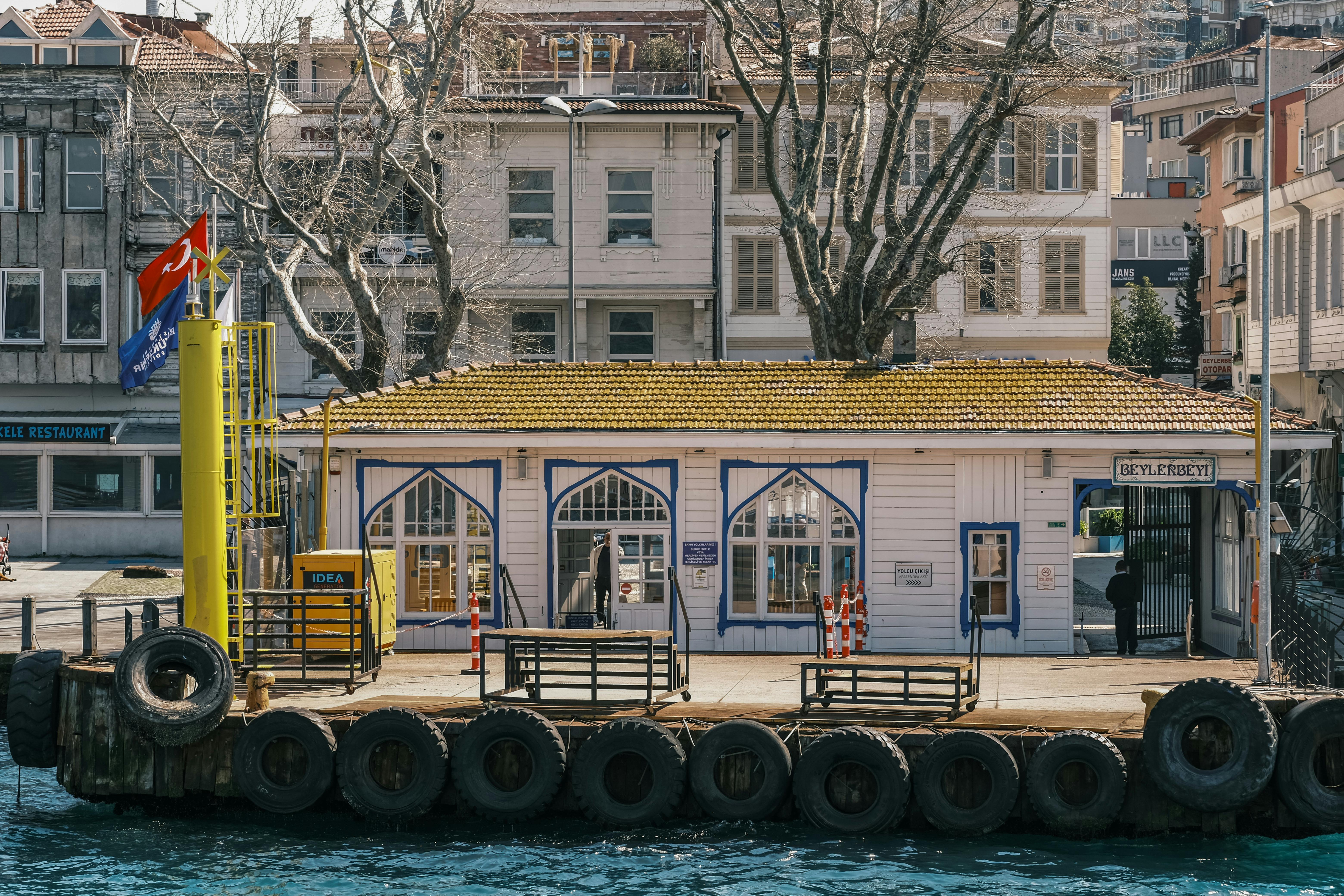 Charming Waterfront View of Beylerbeyi Dock in Istanbul · Free Stock Photo