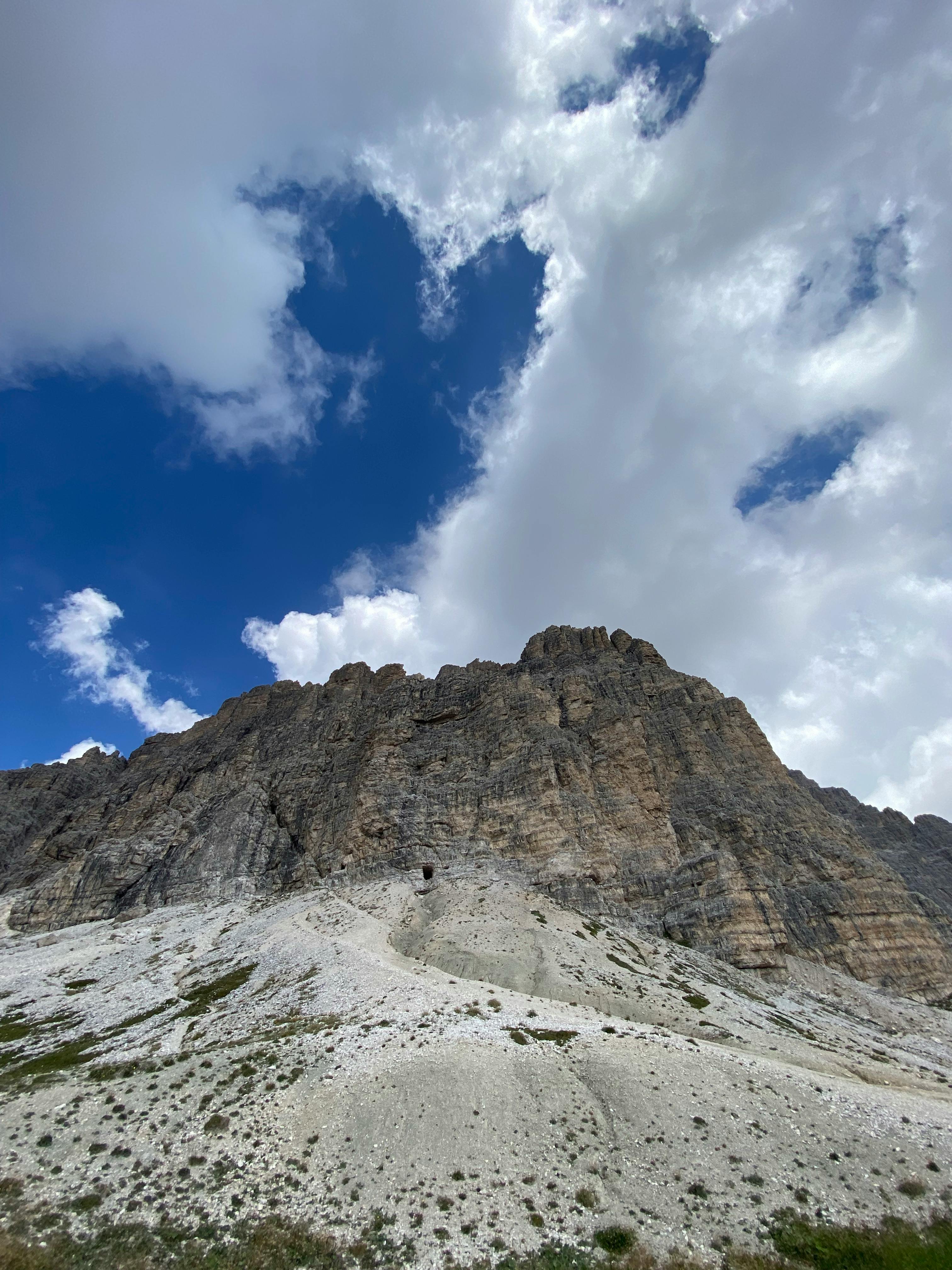 Gunung Megah Di Bawah Langit Berawan Sebagian · Foto Stok Gratis