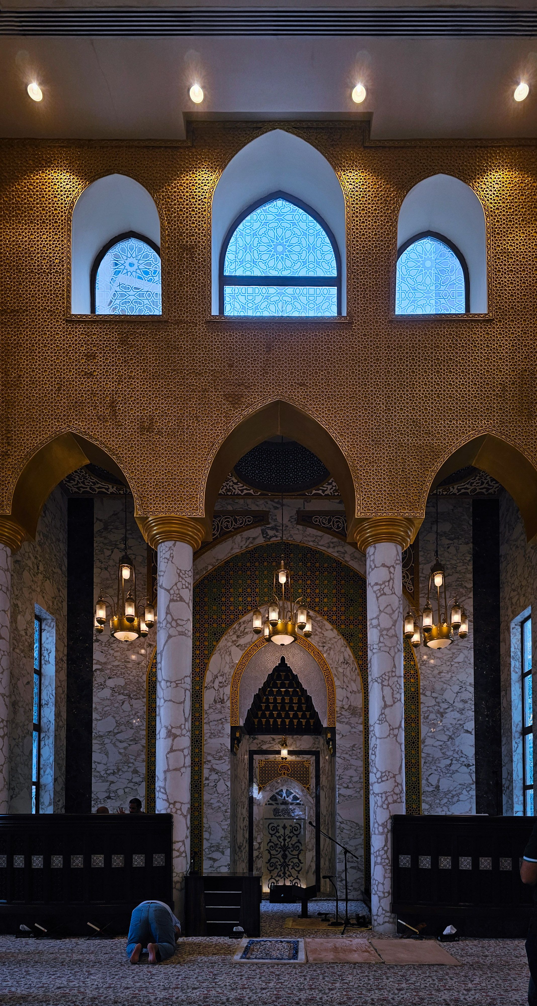 Elegant Mosque Interior with Arched Design · Free Stock Photo