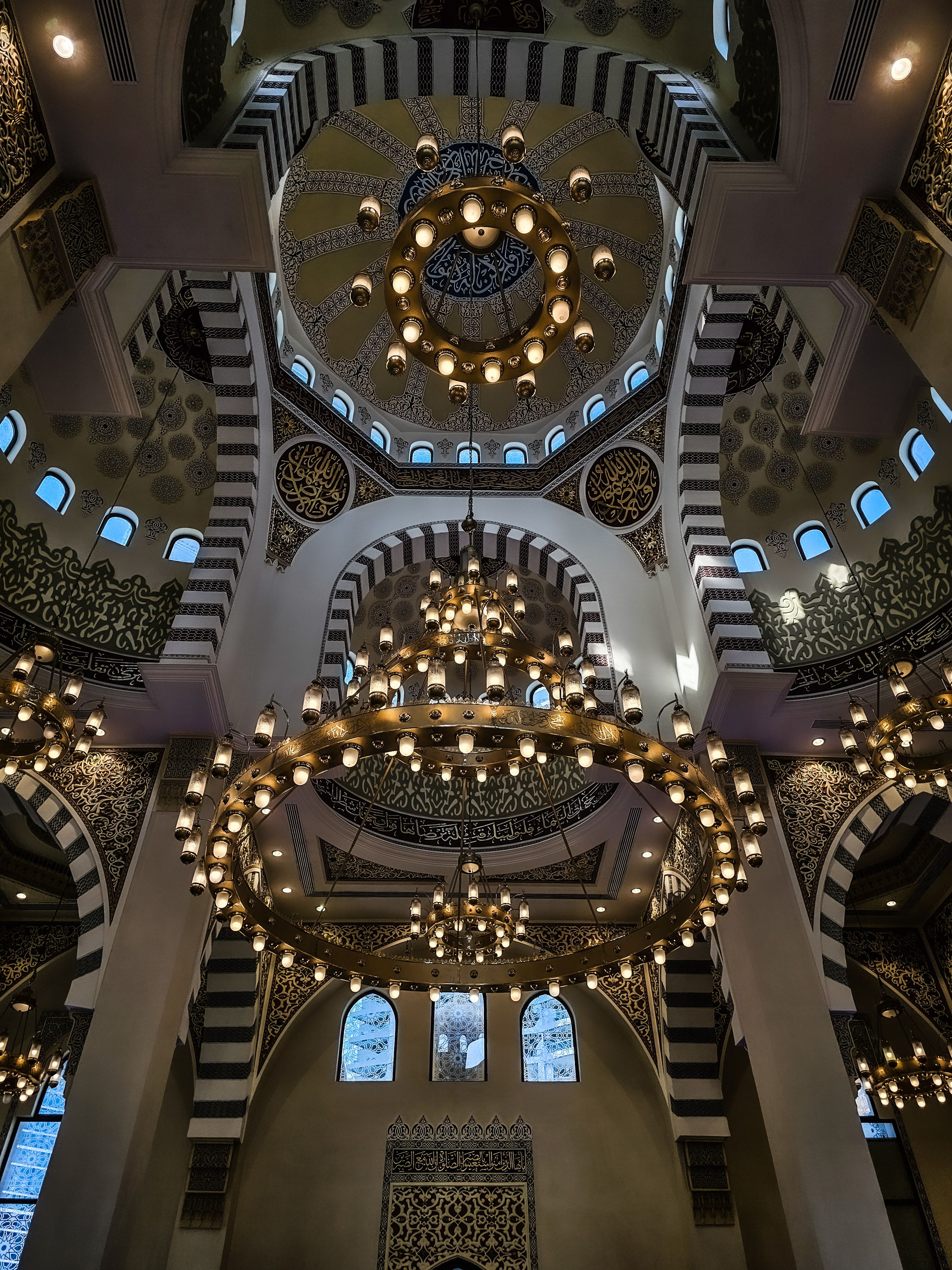 Stunning Mosque Interior with Ornate Chandeliers · Free Stock Photo