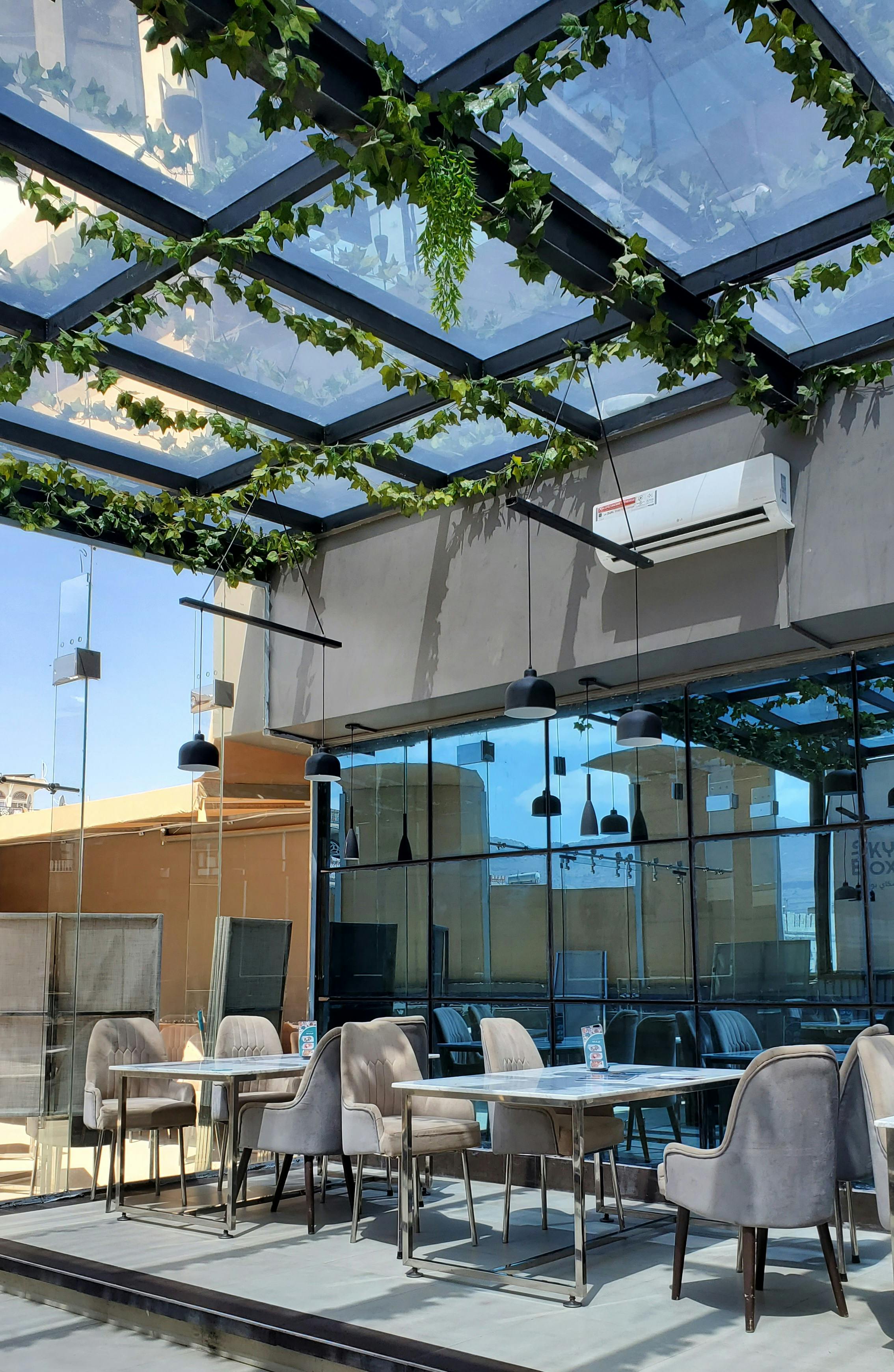 Kafe Atap Modern Yaman Dengan Langit Langit Kaca · Foto Stok Gratis