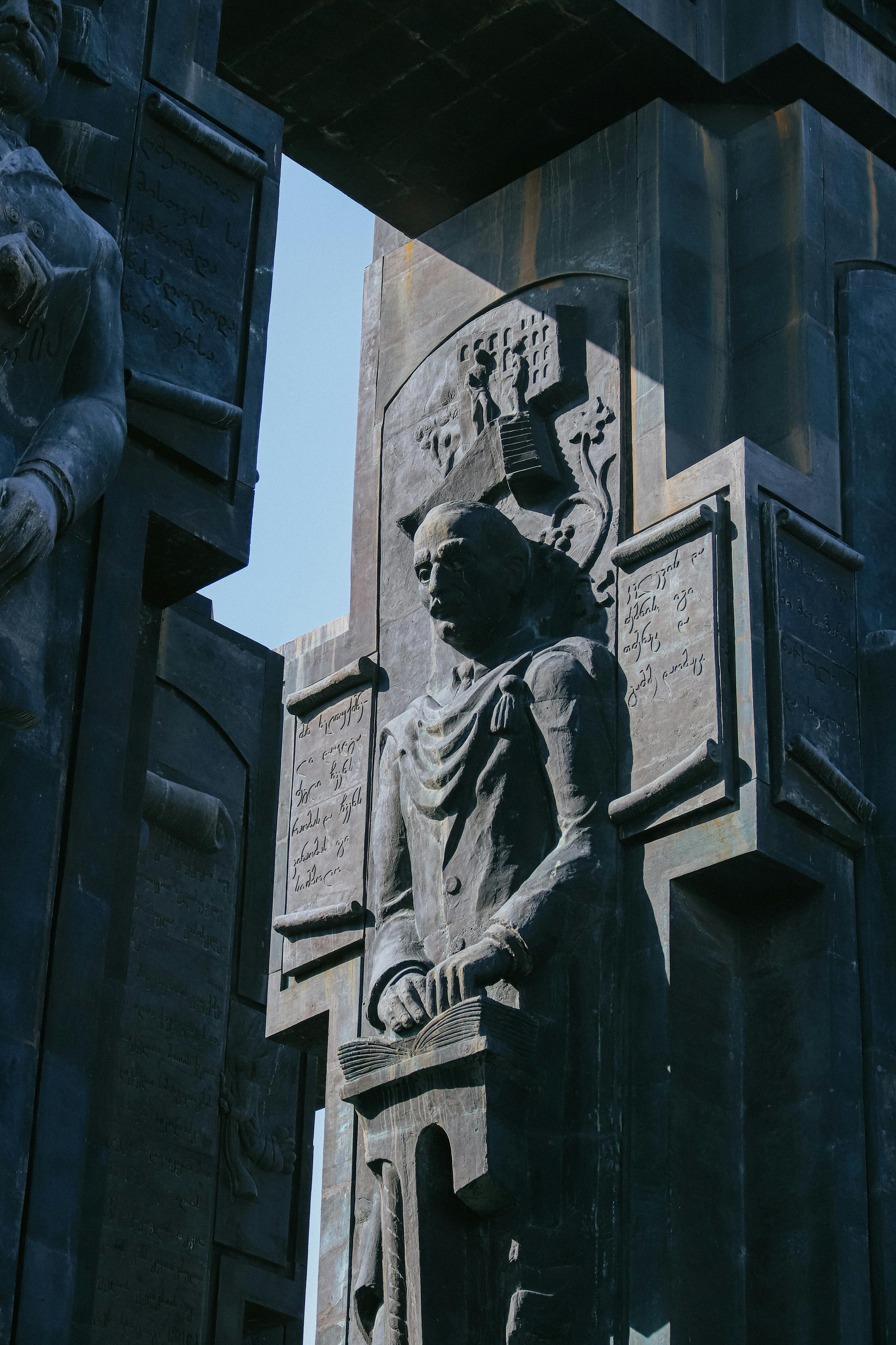 Dramatic Sculpture in Sunlight at Monument · Free Stock Photo