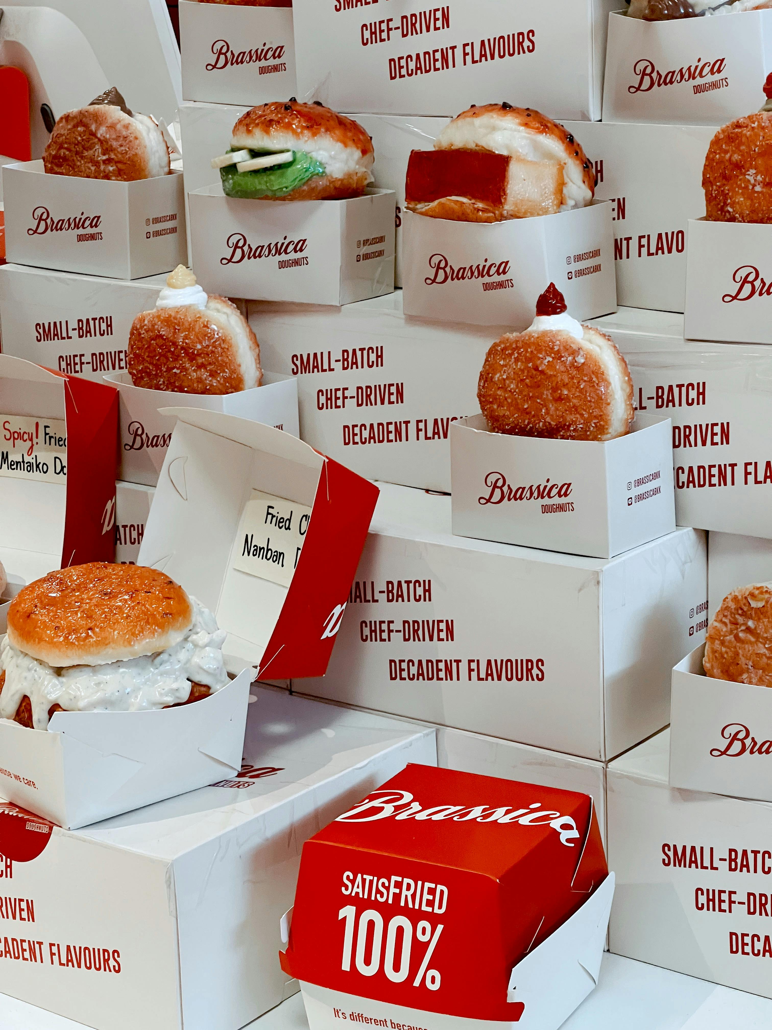 Donas Gourmet Apiladas En Cajas De Marca · Foto de stock gratuita