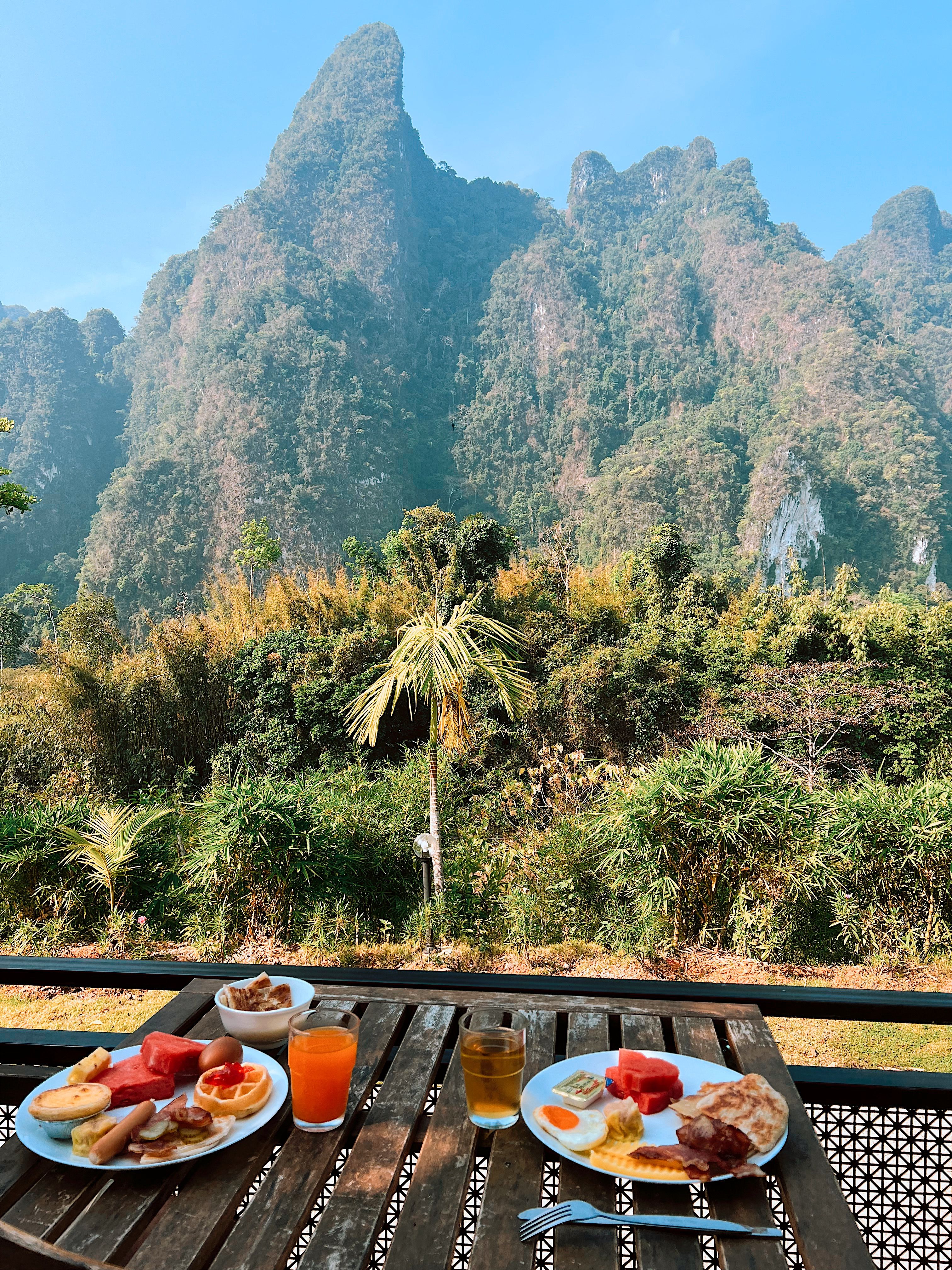 Scenic Breakfast with Mountain View Outdoors · Free Stock Photo