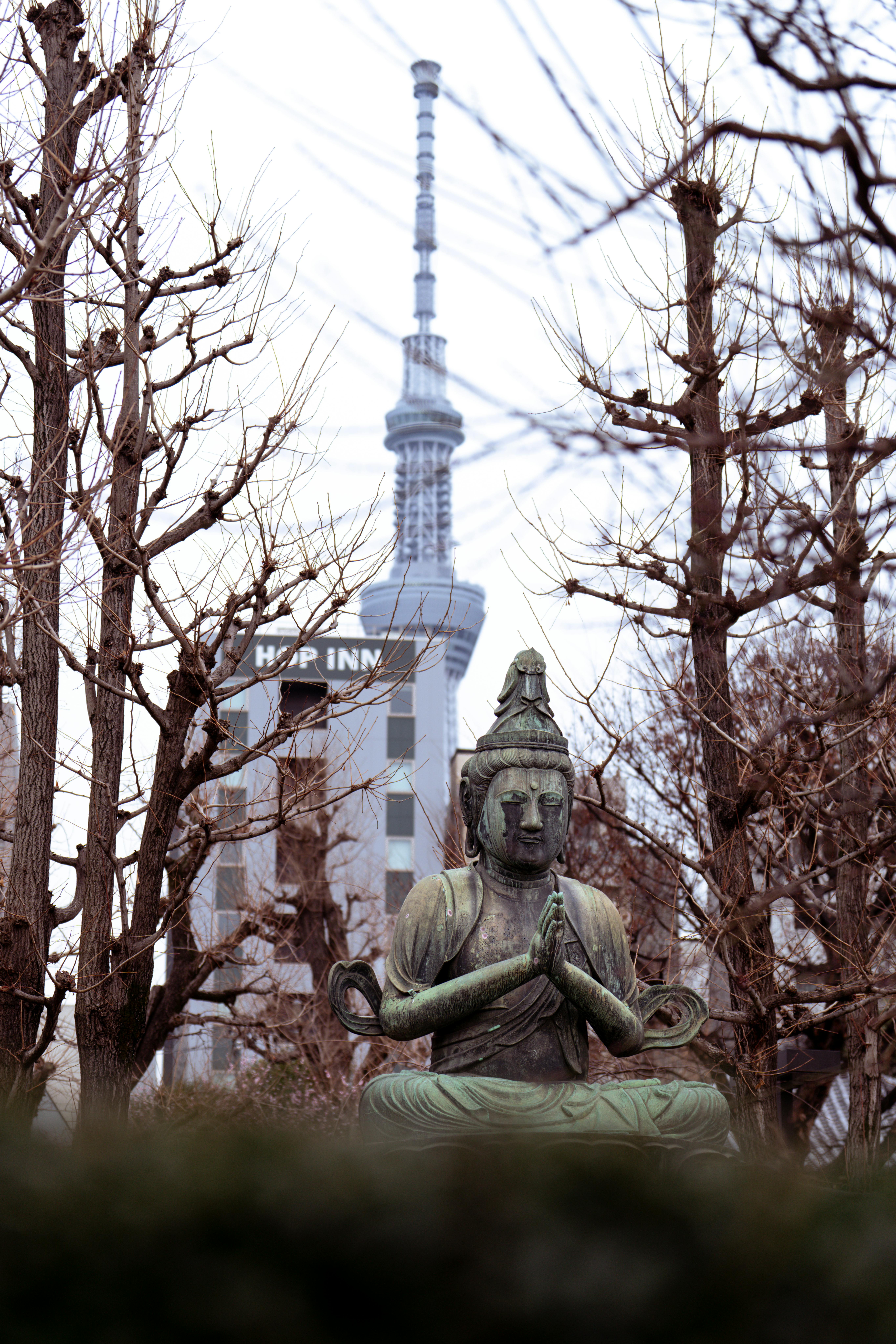 Tokyo Skytree Con Estatua De Buda En Invierno · Foto de stock gratuita