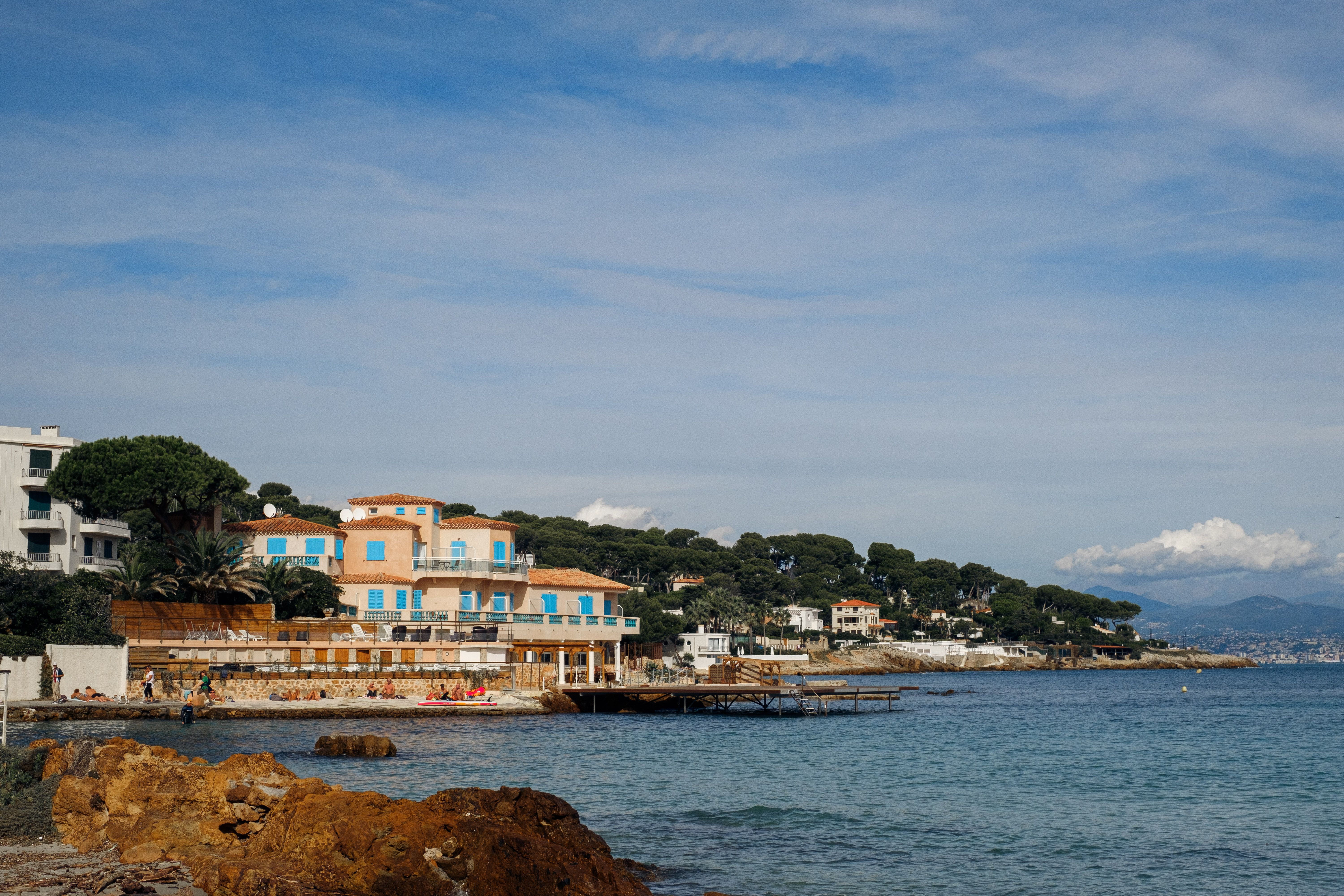 Scenic Mediterranean Coastal View with Villas · Free Stock Photo