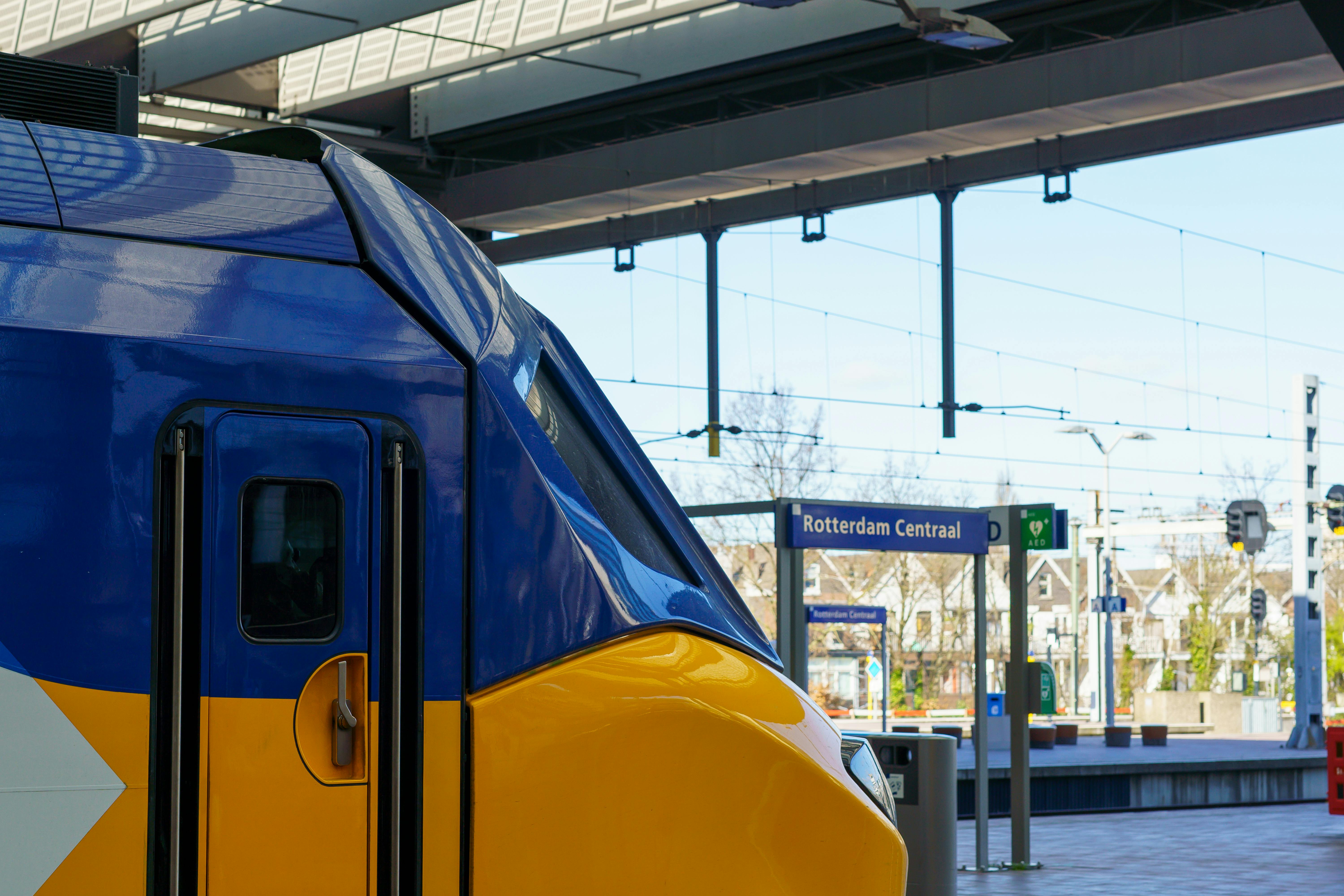 Kereta Belanda Di Stasiun Pusat Rotterdam · Foto Stok Gratis