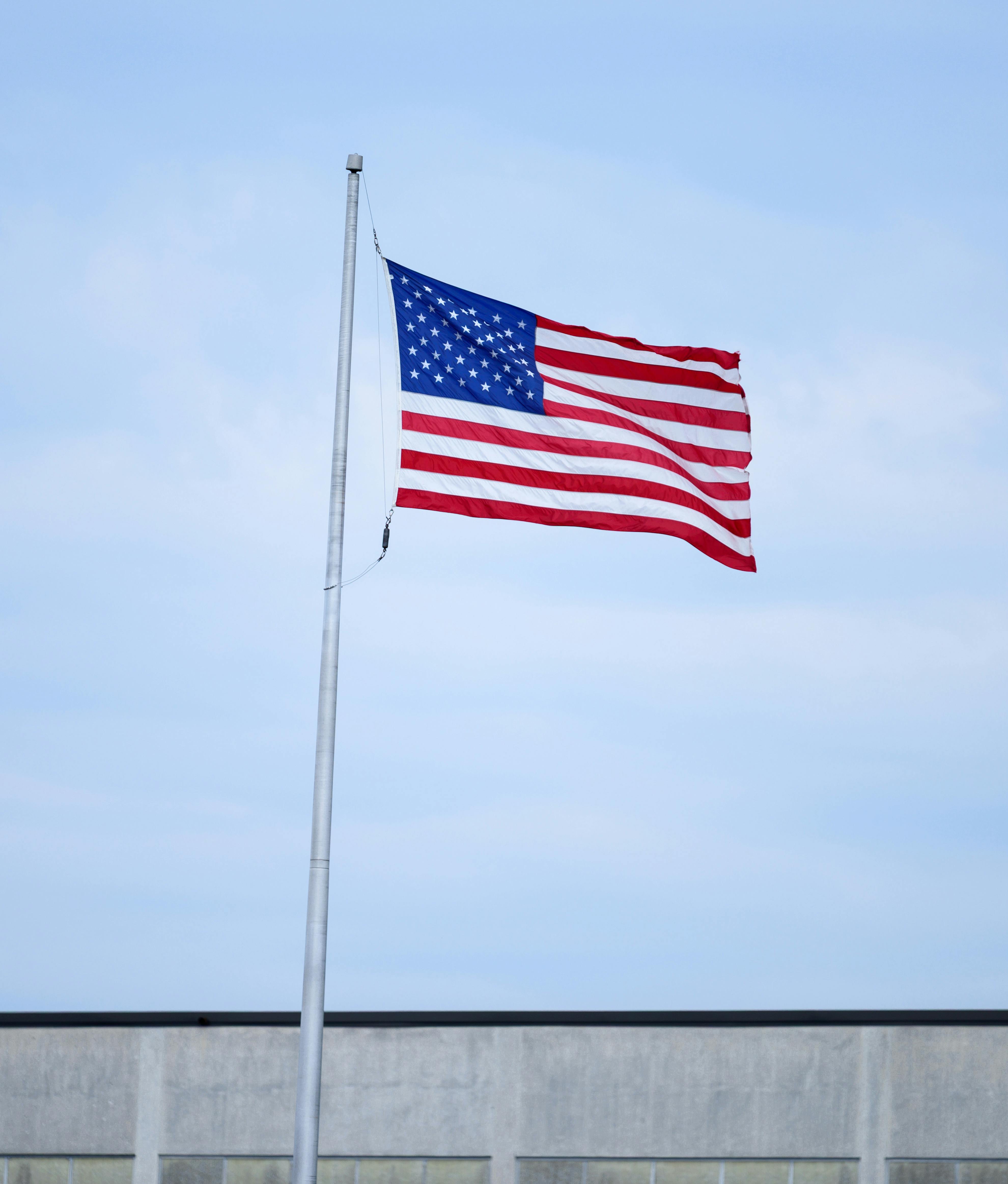 Drapeau Américain Flottant Sous Un Ciel Bleu · Photo gratuite