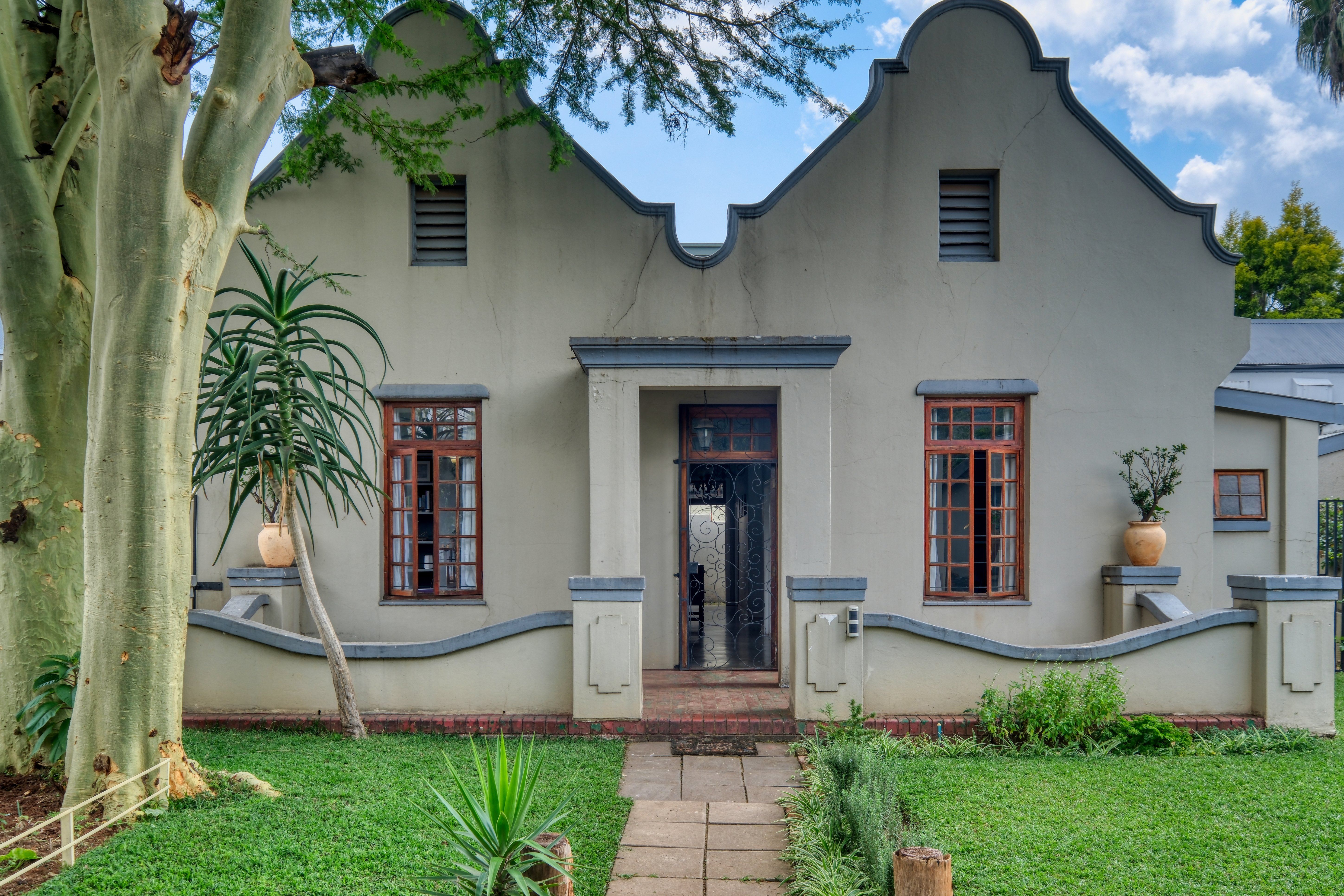 Charming Historic Exterior House with Garden · Free Stock Photo